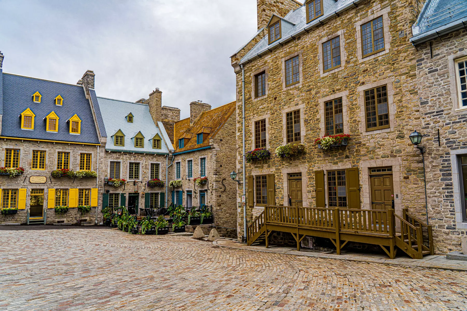 Das Bild zeigt den als Place Royale bekannten Platz im unteren Teil der Altstadt von Québec City mit altstadttypischen Steinbauten