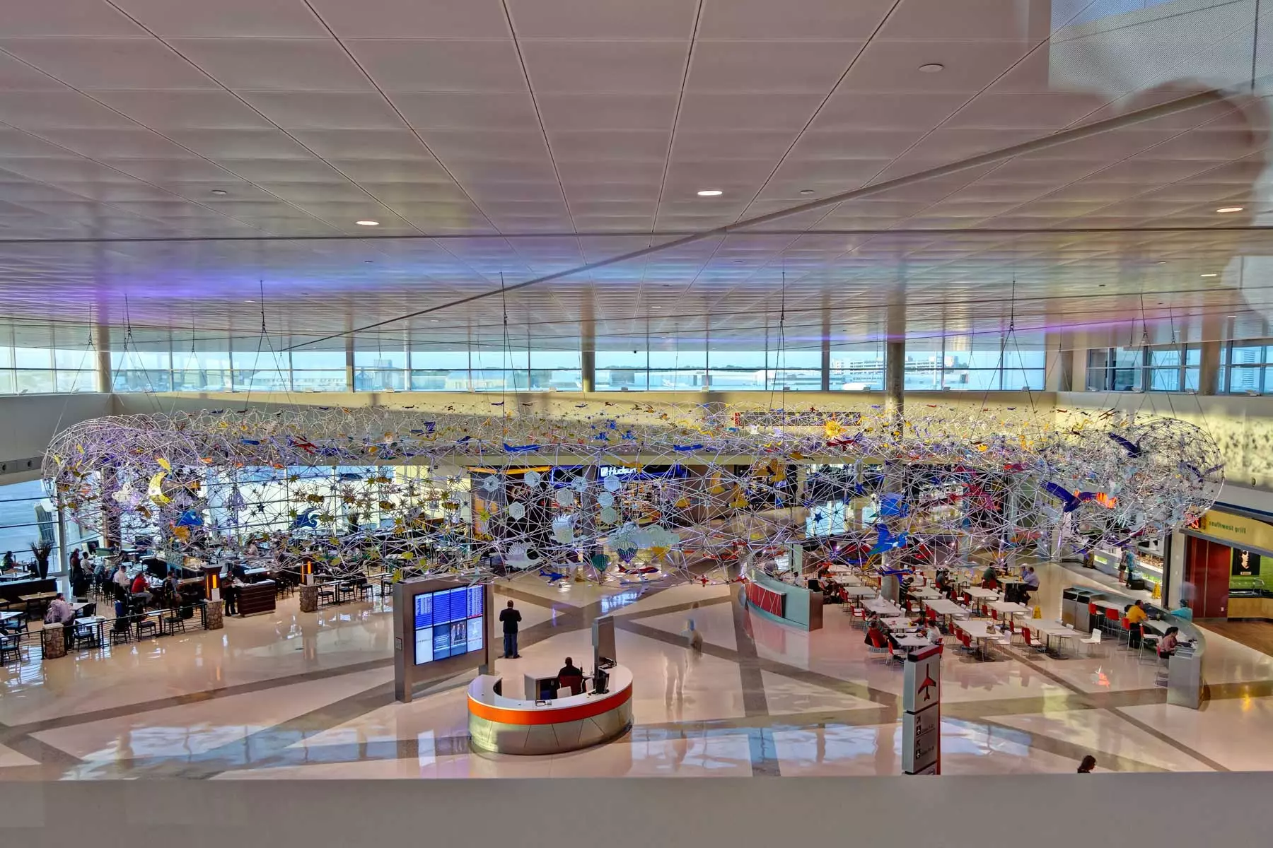 ศูนย์อาหารสนามบิน Dallas Love Field จากเบื้องบน