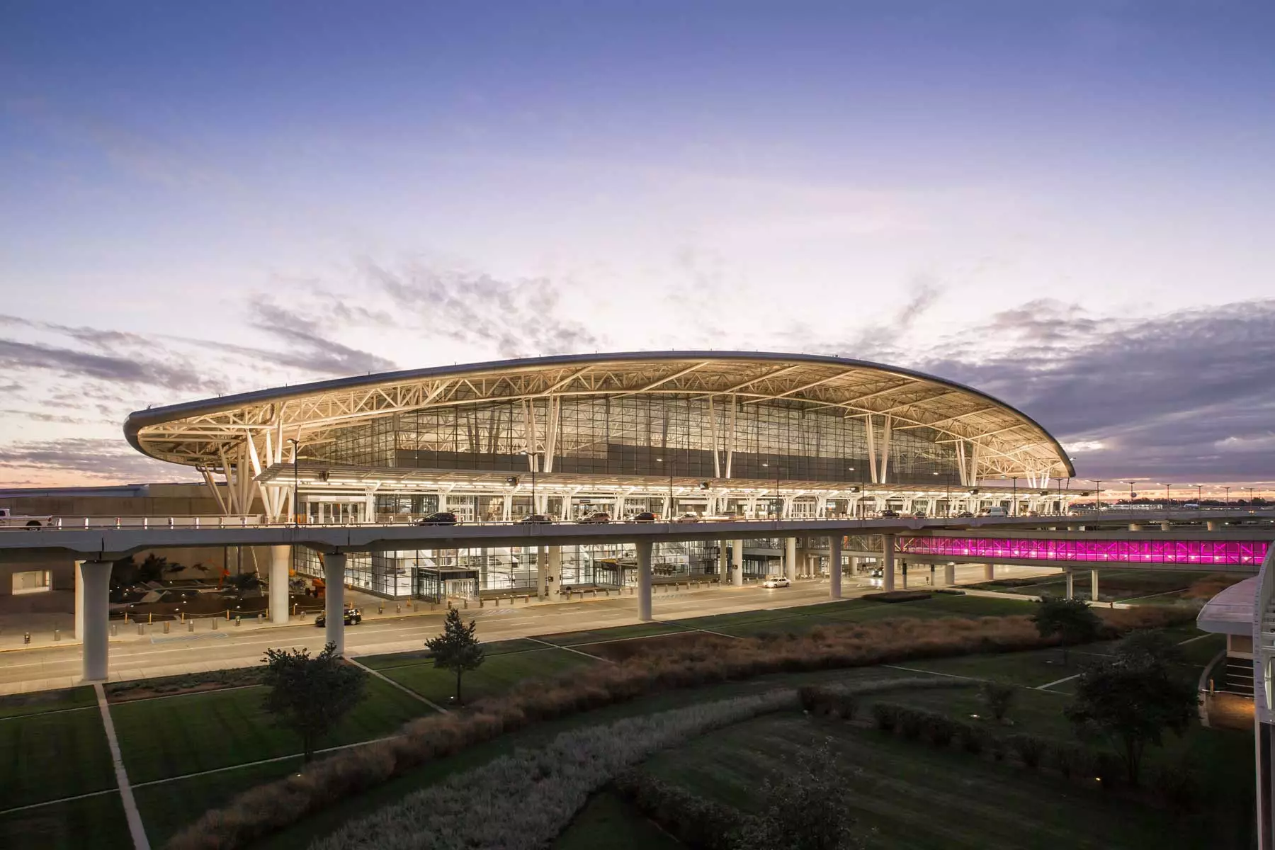 Sab nrauv thaum hmo ntuj ntawm Indianapolis International Airport