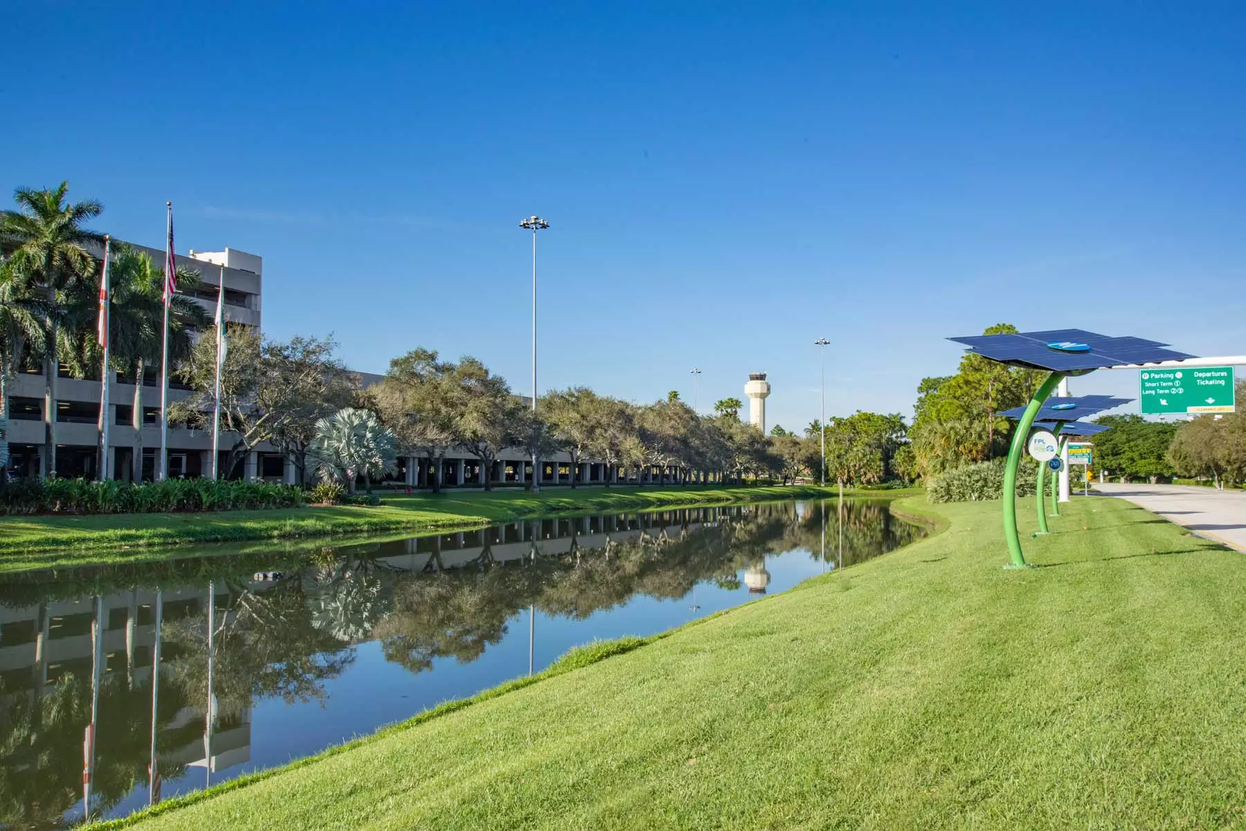 Nkag mus rau Palm Beach International Airport