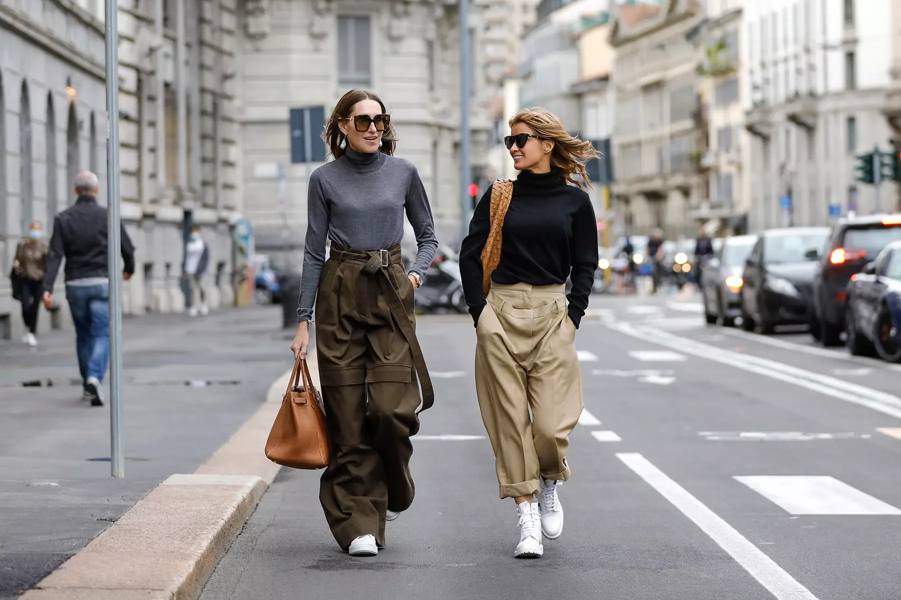 Gitta Banko, vêtue d'un pull à col roulé en cachemire noir By Boscana à Milan, Italie