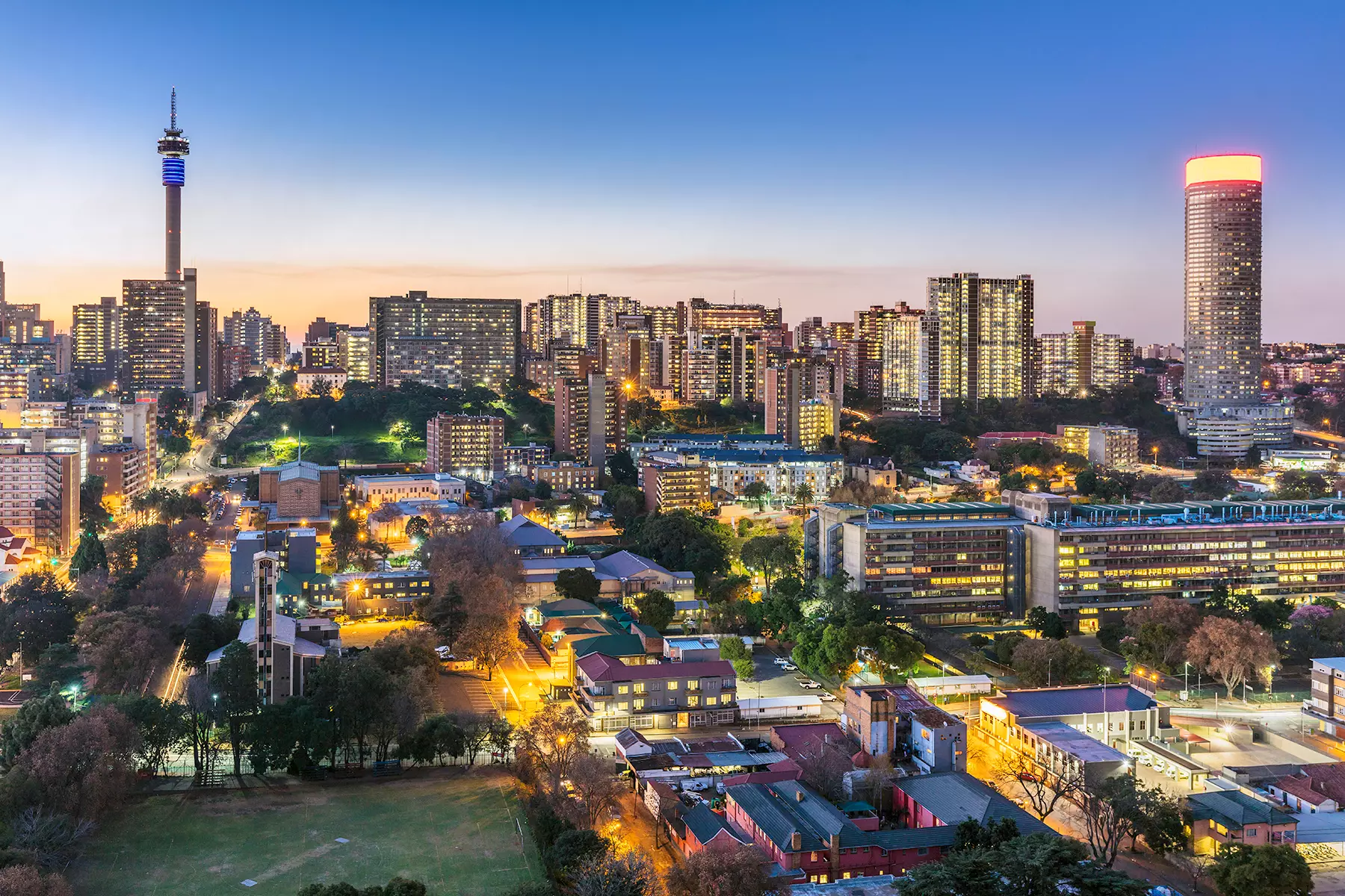 Panorama de la ville de Johannesburg sunflare avec la tour