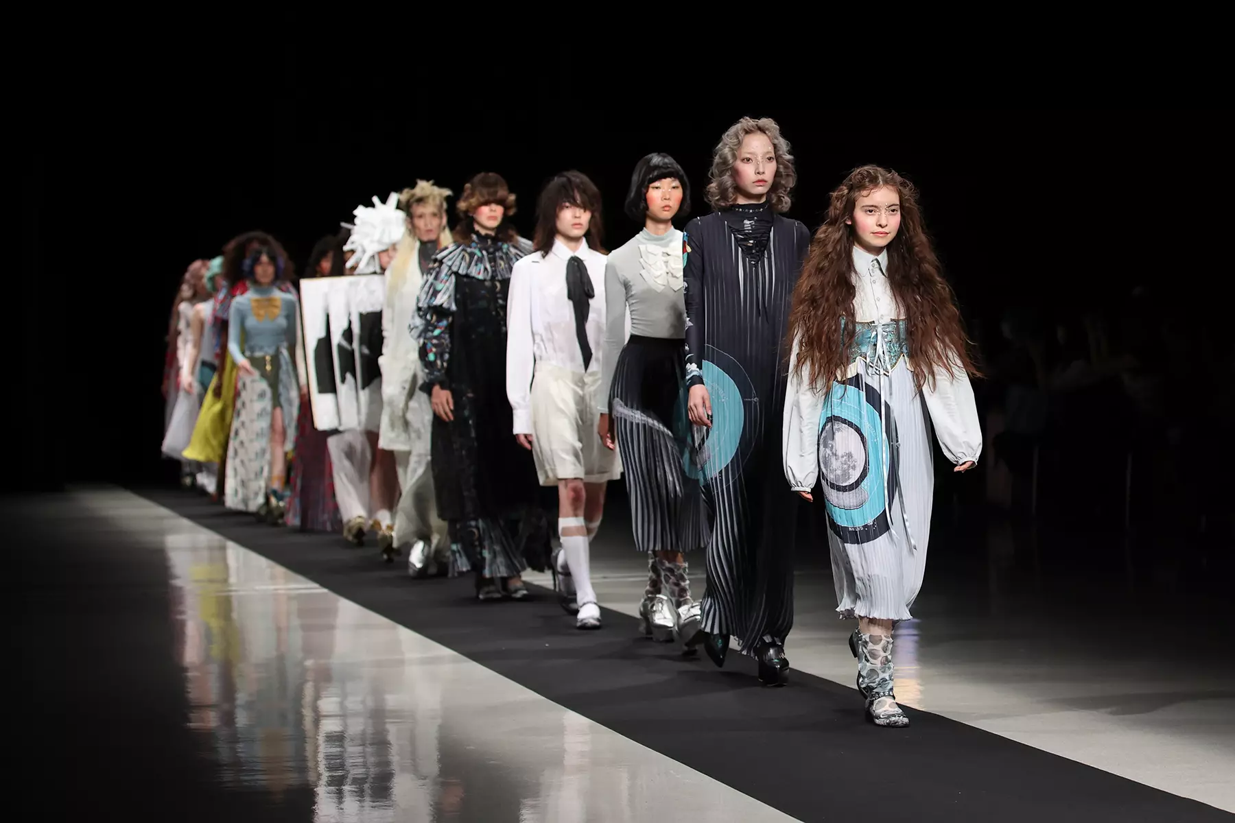 Para model mlaku ing landasan pacu kanggo pertunjukan pays des fees nalika Rakuten Fashion Week TOKYO 2022 musim semi/musim panas ing Tokyo, Jepang.