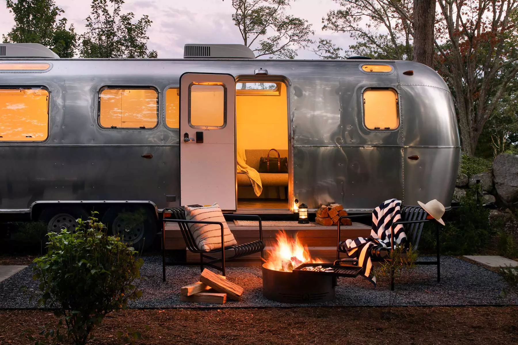 Cape Cod'daki AutoCamp treyler parkı tesisi Falmouth'ta bir Airstream kampçısının dış görünümü