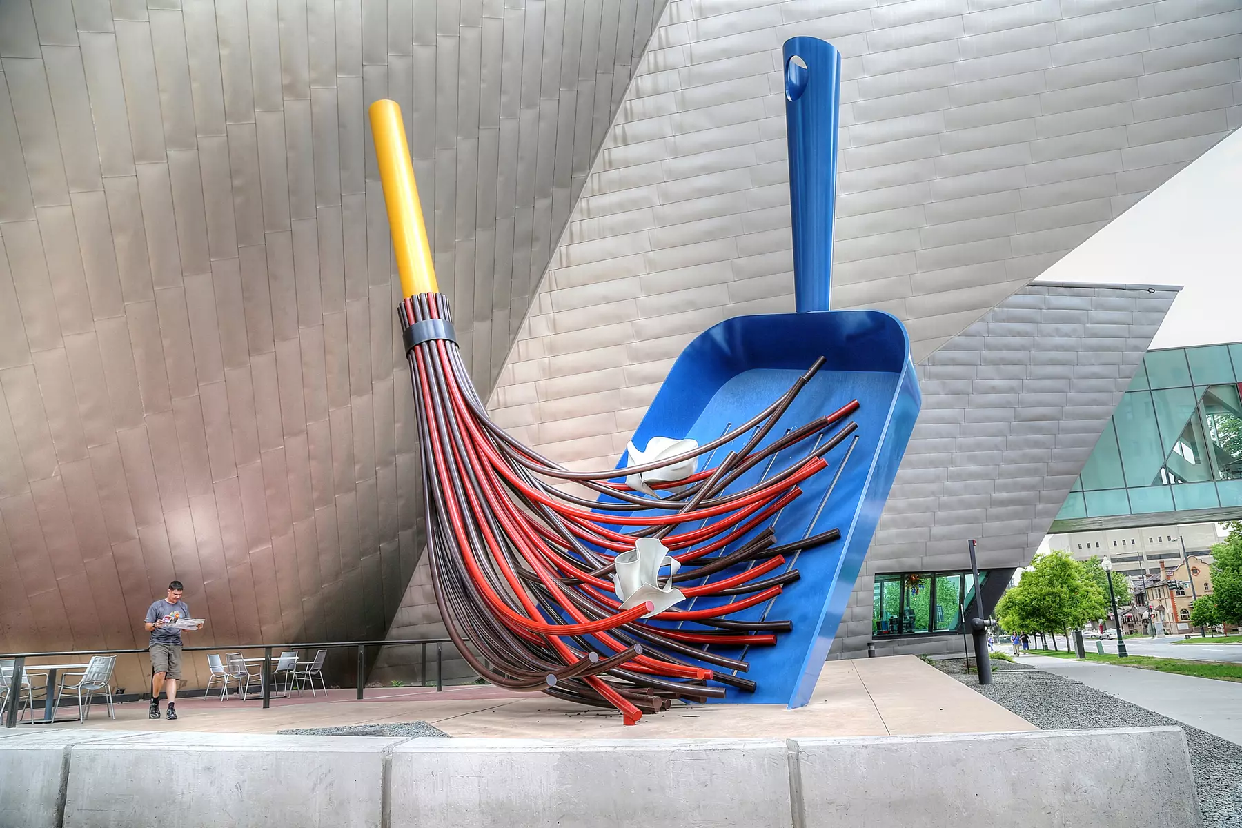 Escultura, escoba más grande que el tamaño natural y recogedor fuera del Museo de Arte de Denver