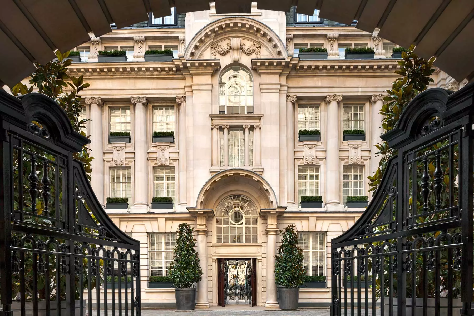 Entrada ornamentada al Rosewood London Hotel