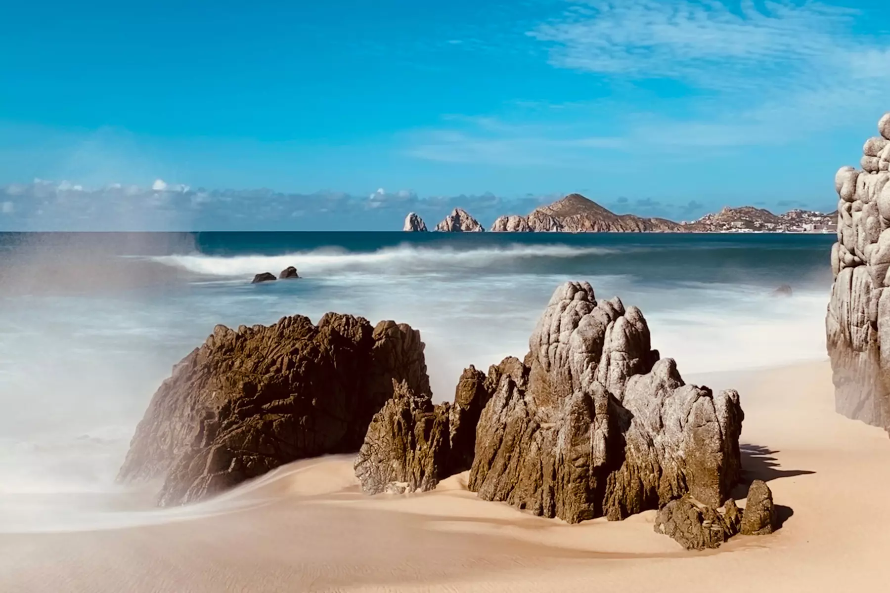 Vlny a pláže v Cabo San Lucas, Mexiko