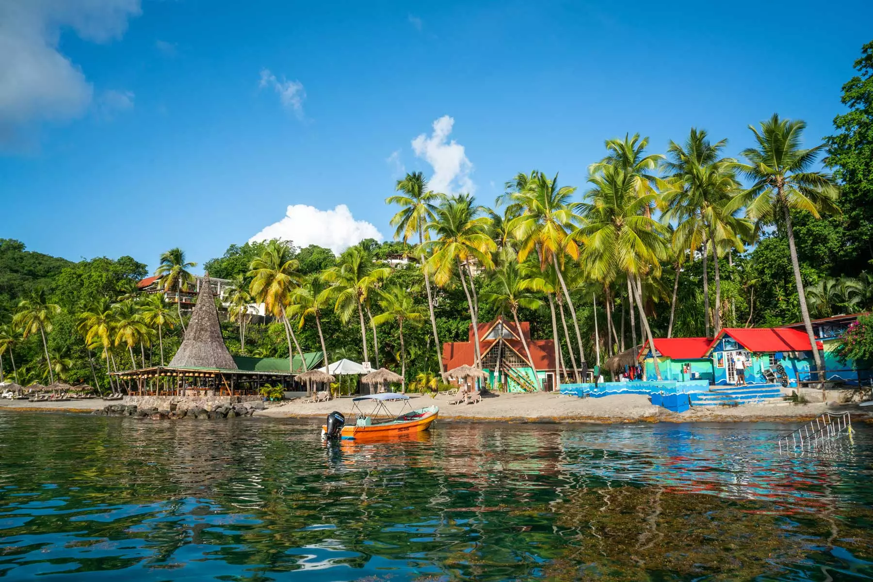 Muuqaalka quruxda badan ee Jade Mountain ee badweynta, beeraha iyo dhismaha