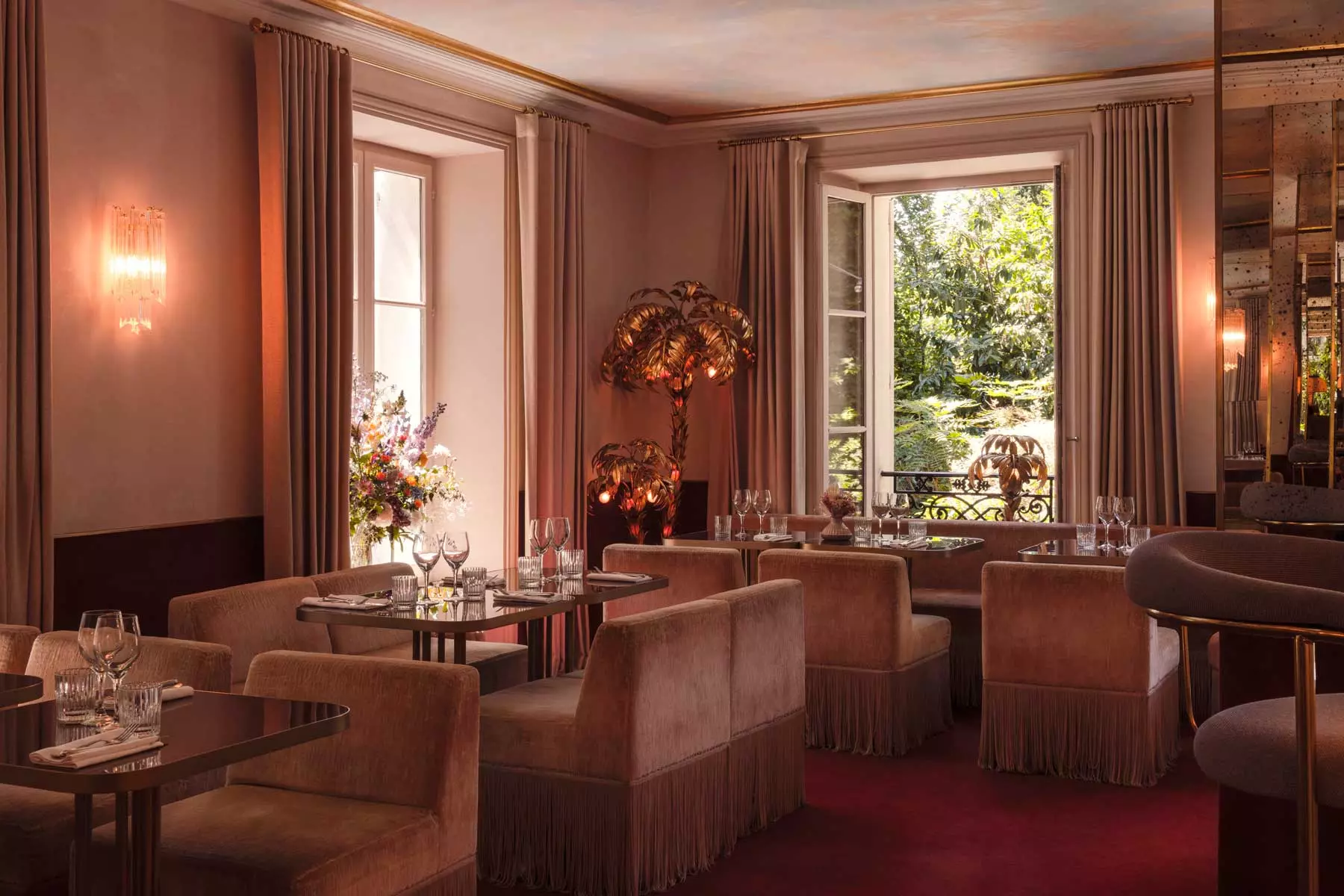 Ruang makan interior sing subur ing Hotel Particulier Montmartre