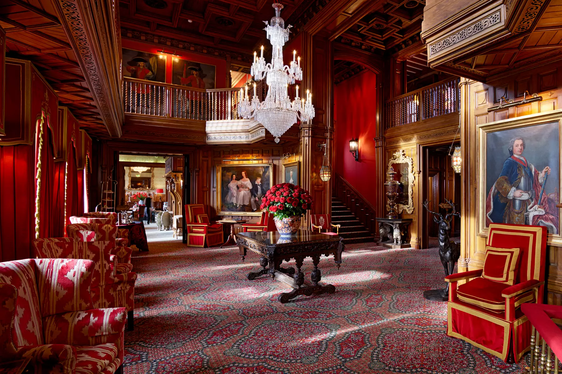 Espacio interior decorado con vibrantes colores rojos en Ashford Castle