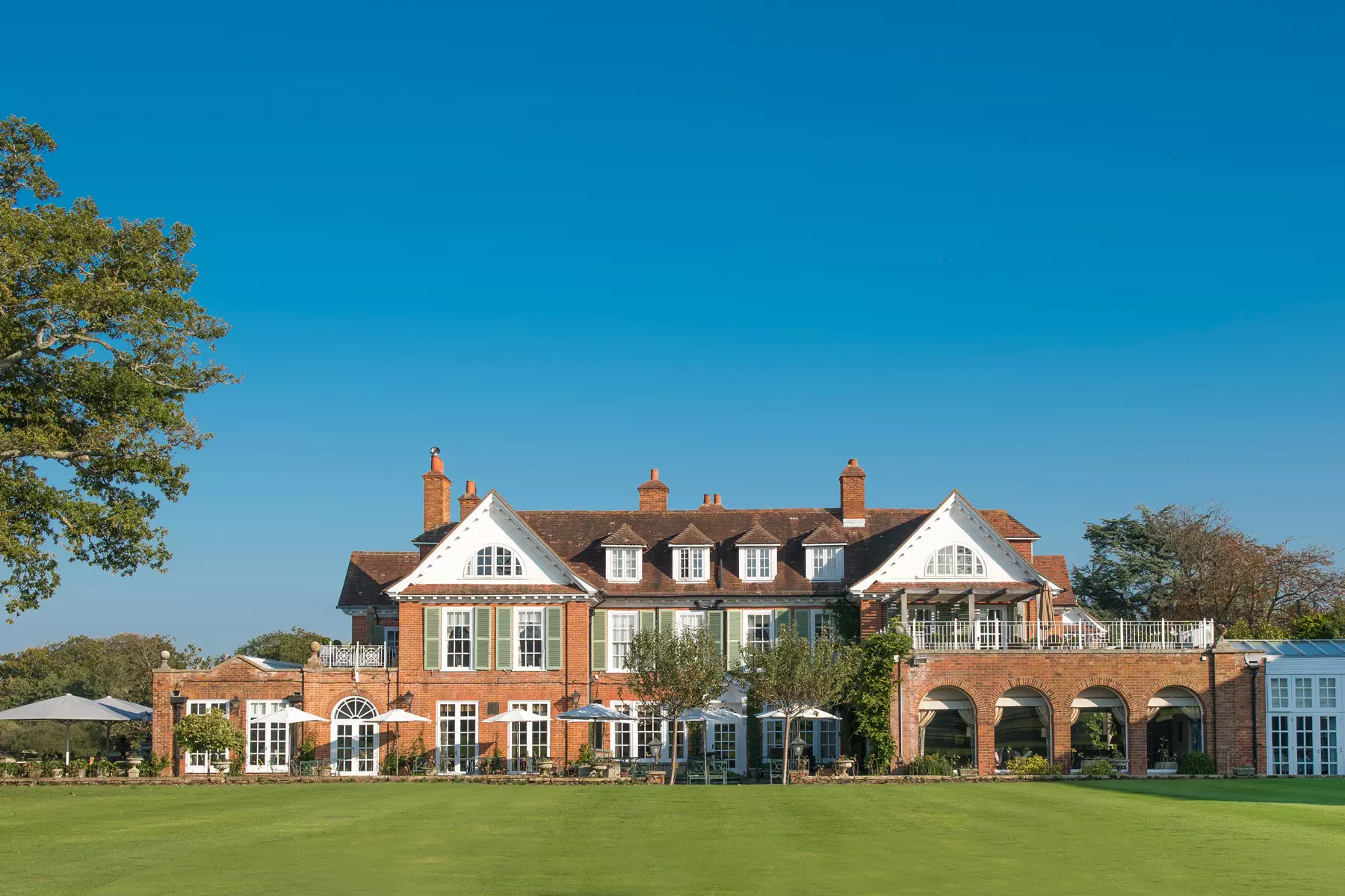 Vista exterior y césped de Chewton Glen en Inglaterra