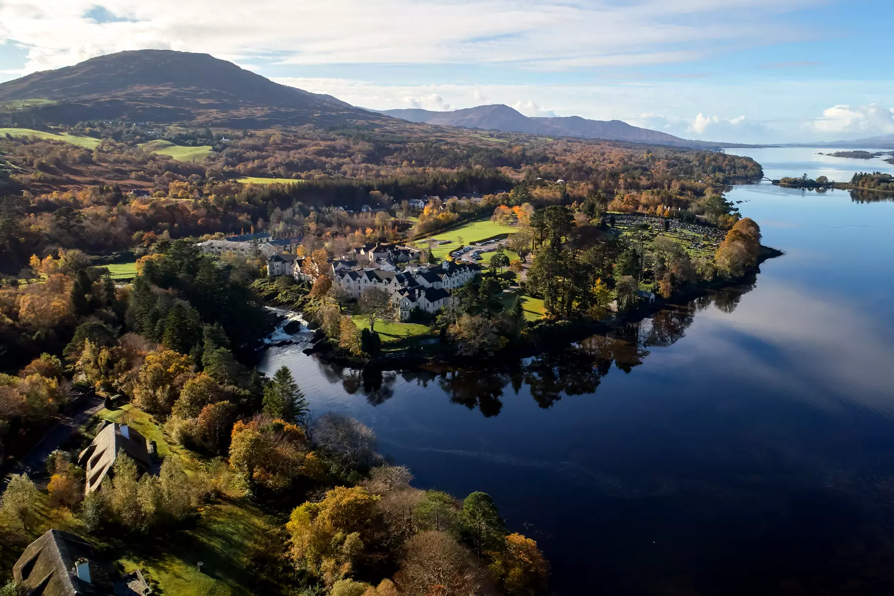 Vista aérea en otoño de Sheen Falls Lodge en el condado de Kerry, Irlanda