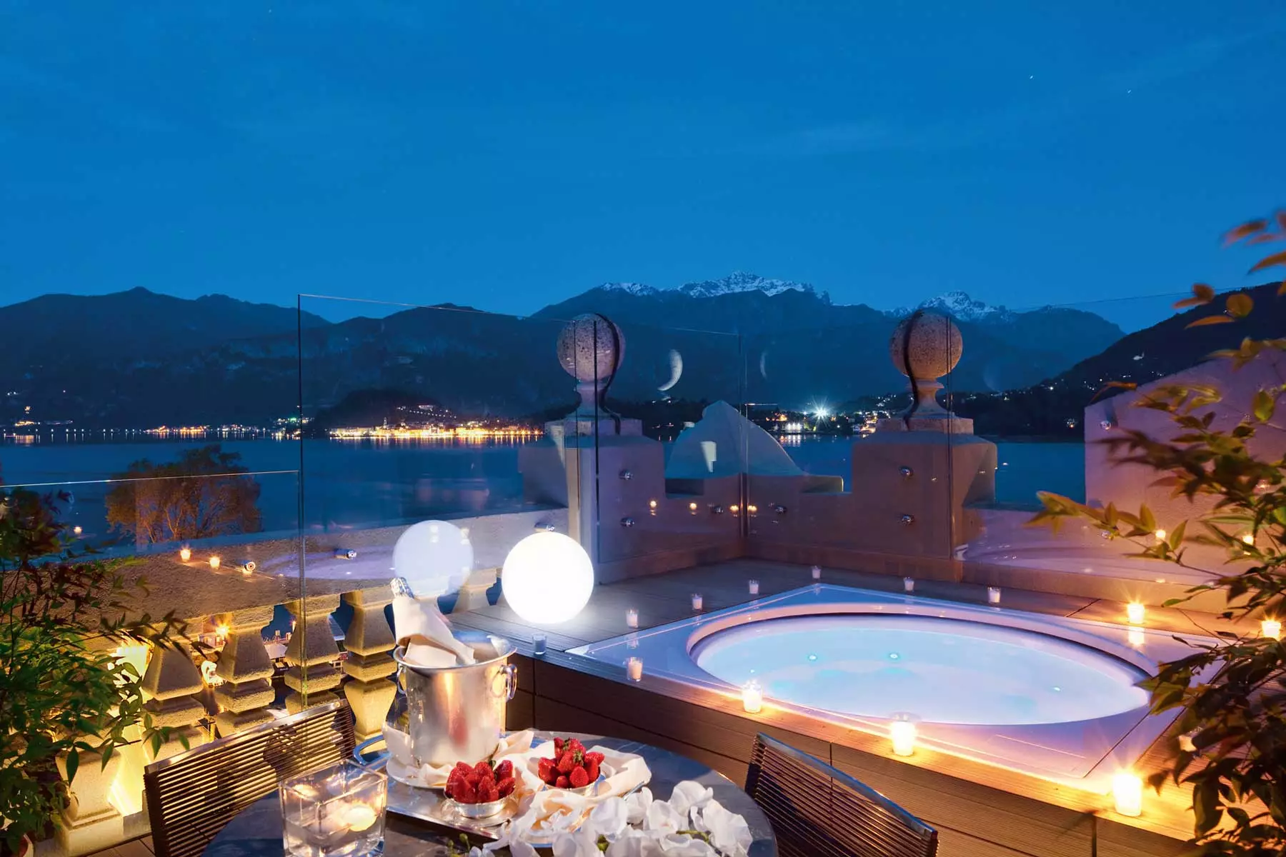 Romantisch privé-bubbelbad onder het maanlicht in Grand Hotel Tremezzo