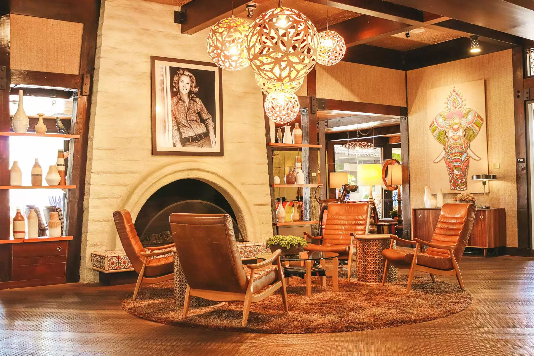 Perapian dan area lounge di hotel The Garland di Los Angeles