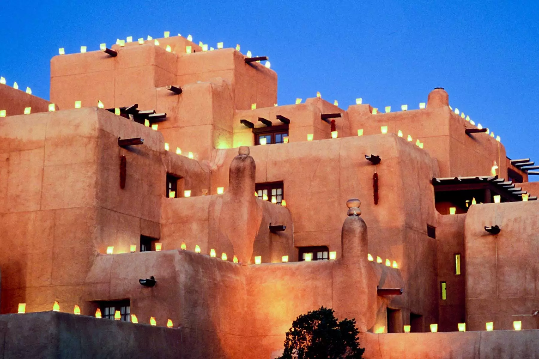Loretto Hotel in stile Pueblo Natale Farolito al crepuscolo