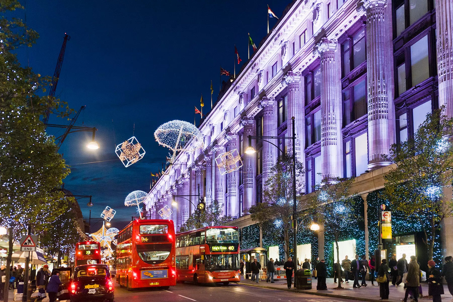 Selfridges adalah department store populer di Oxford Street, area perbelanjaan yang sibuk di London.