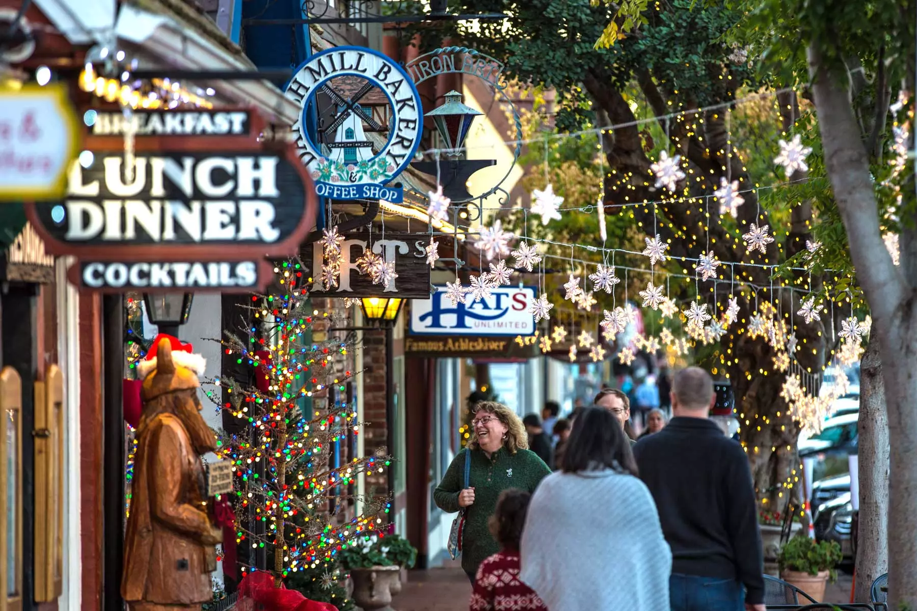 اس سانتا ینیز ویلی ڈینش سے متاثر کمیونٹی کے تعطیلات کا سیزن جلیفسٹ کے ساتھ شروع ہوتا ہے لوگ سجی ہوئی، تہوار والی گلیوں میں چہل قدمی کرتے ہیں۔