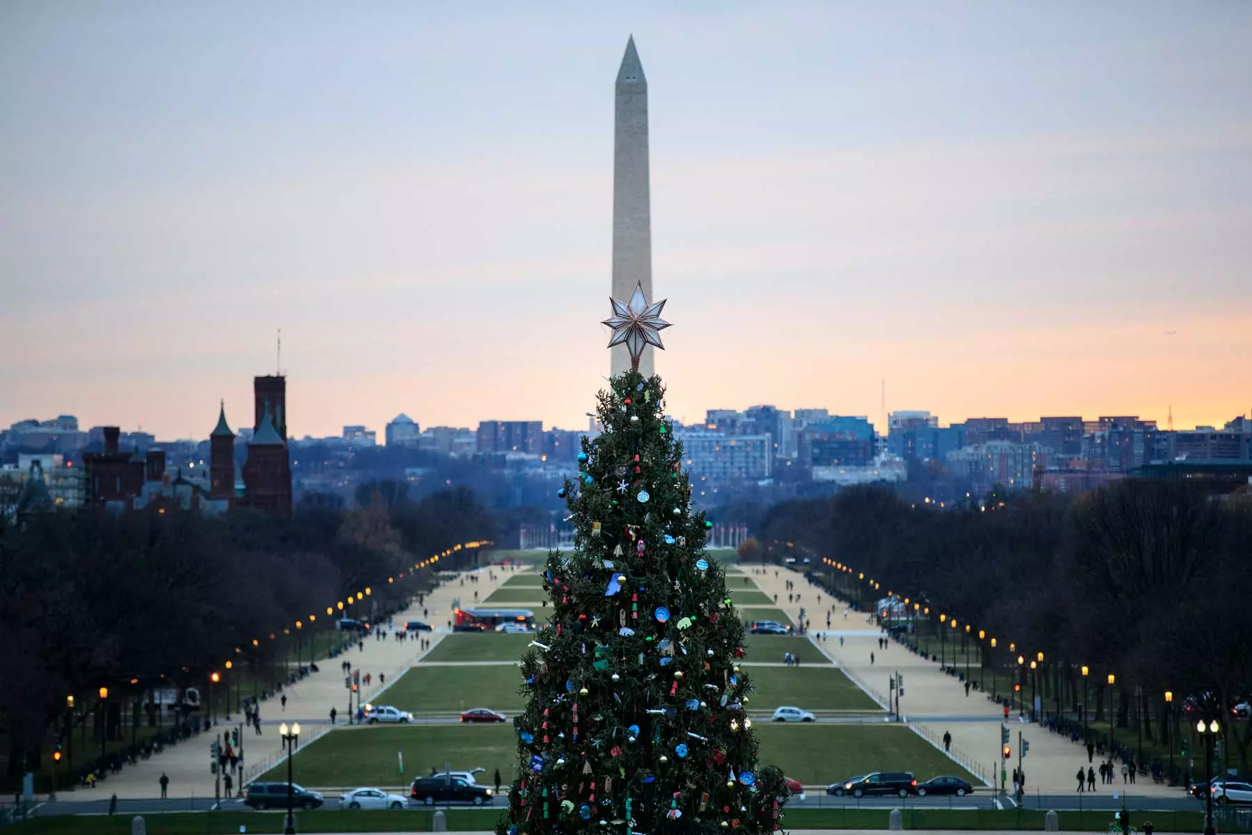 Una vista del Monumento a Washington, del National Mall e dell'albero di Natale del Campidoglio