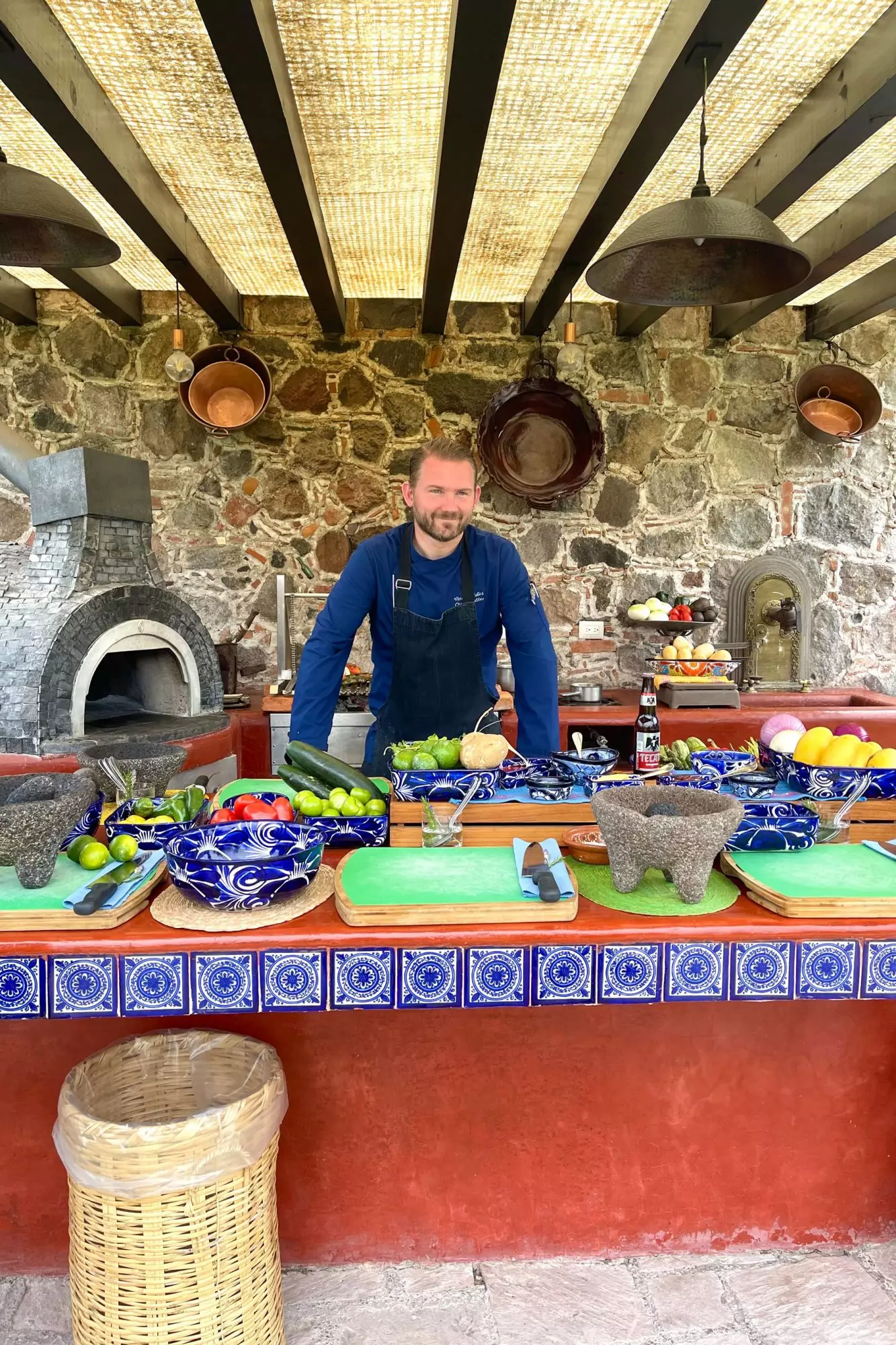 Chef di Rosewood San Miguel de Allende mengajar kelas memasak