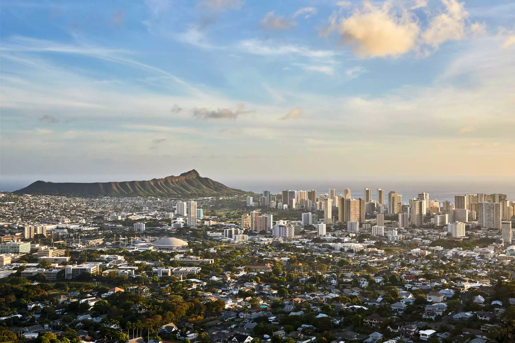 Dulmar guud ee magaalada Waikiki, oo ku taal jasiiradda Oahu, Hawaii, iyadoo madaxa dheemanka lagu muujiyay meel fog