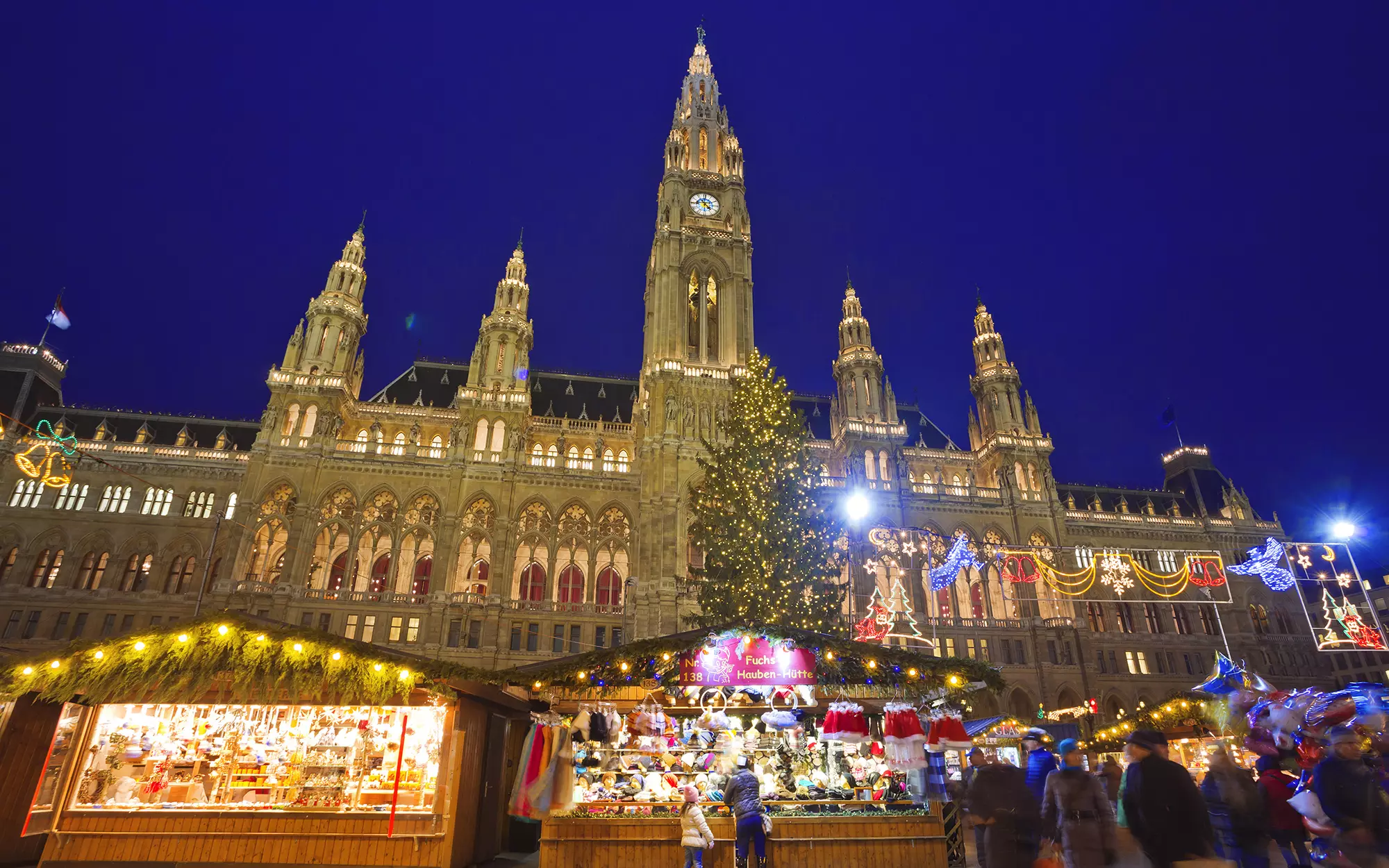 Ավստրիա, Վիեննա, Սուրբ Ծննդյան տոնավաճառ Վիեննայի քաղաքապետարանից դուրս: (Լուսանկարը՝ JTB/UIG՝ Getty Images-ի միջոցով) (Լուսանկարը՝ JTB Photo/UIG՝ Getty Images-ի միջոցով)