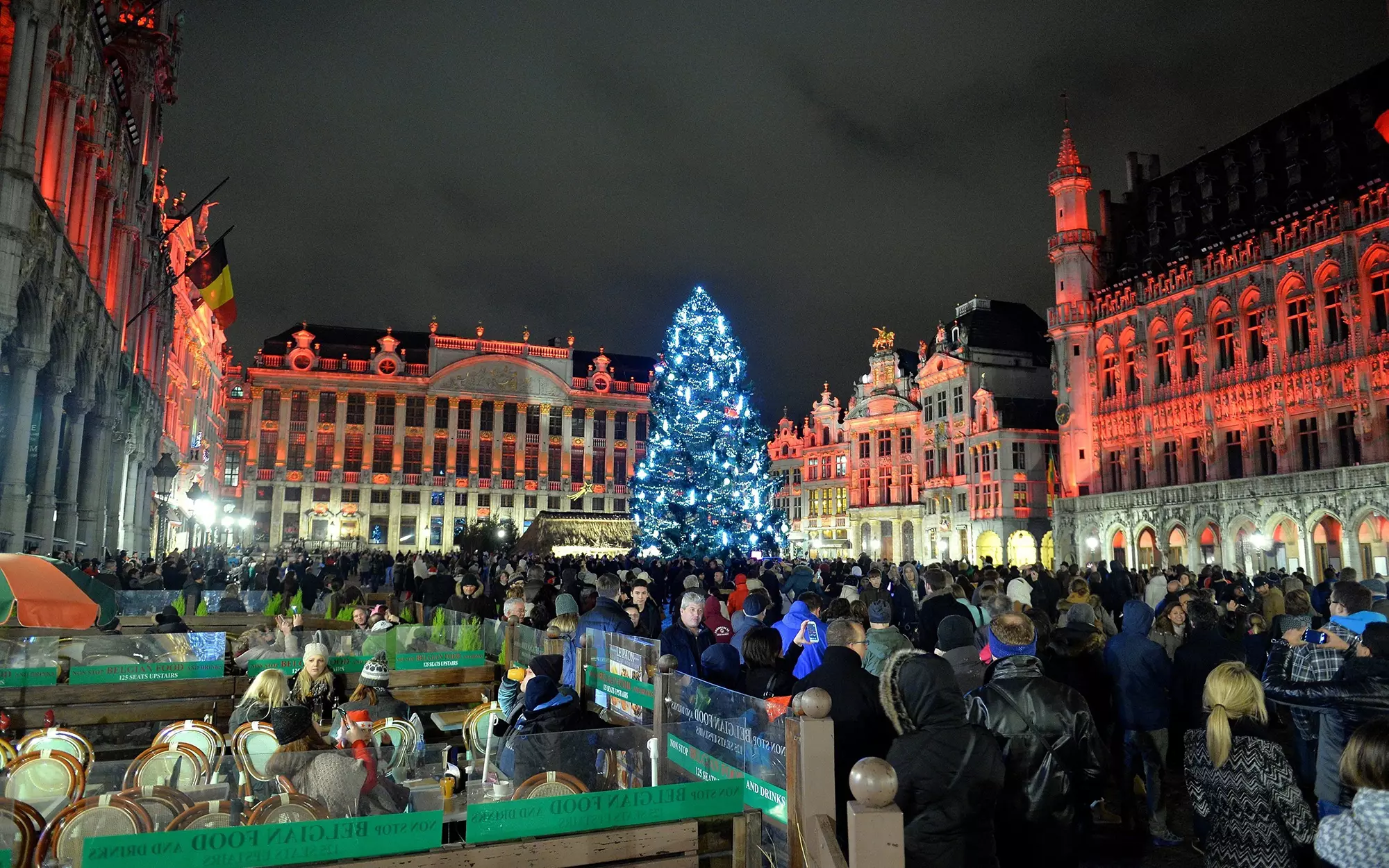 BRUSSELS, BELGIUM - ថ្ងៃទី 12 ខែធ្នូ៖ ប្រជាជនបែលហ្ស៊ិកចាប់ផ្តើមរៀបចំបុណ្យណូអែល និងដើរទិញឥវ៉ាន់នៅផ្សារមួយជុំវិញ Saint-Catherine និង Grande Place លក់ទំនិញបុណ្យណូអែលនៅទីក្រុងប្រ៊ុចសែល ប្រទេសបែលហ្សិកនៅថ្ងៃទី 12 ខែធ្នូ ឆ្នាំ 2015។ (រូបថតដោយ Dursun Aydemir/Anadolu Agency/Getty I
