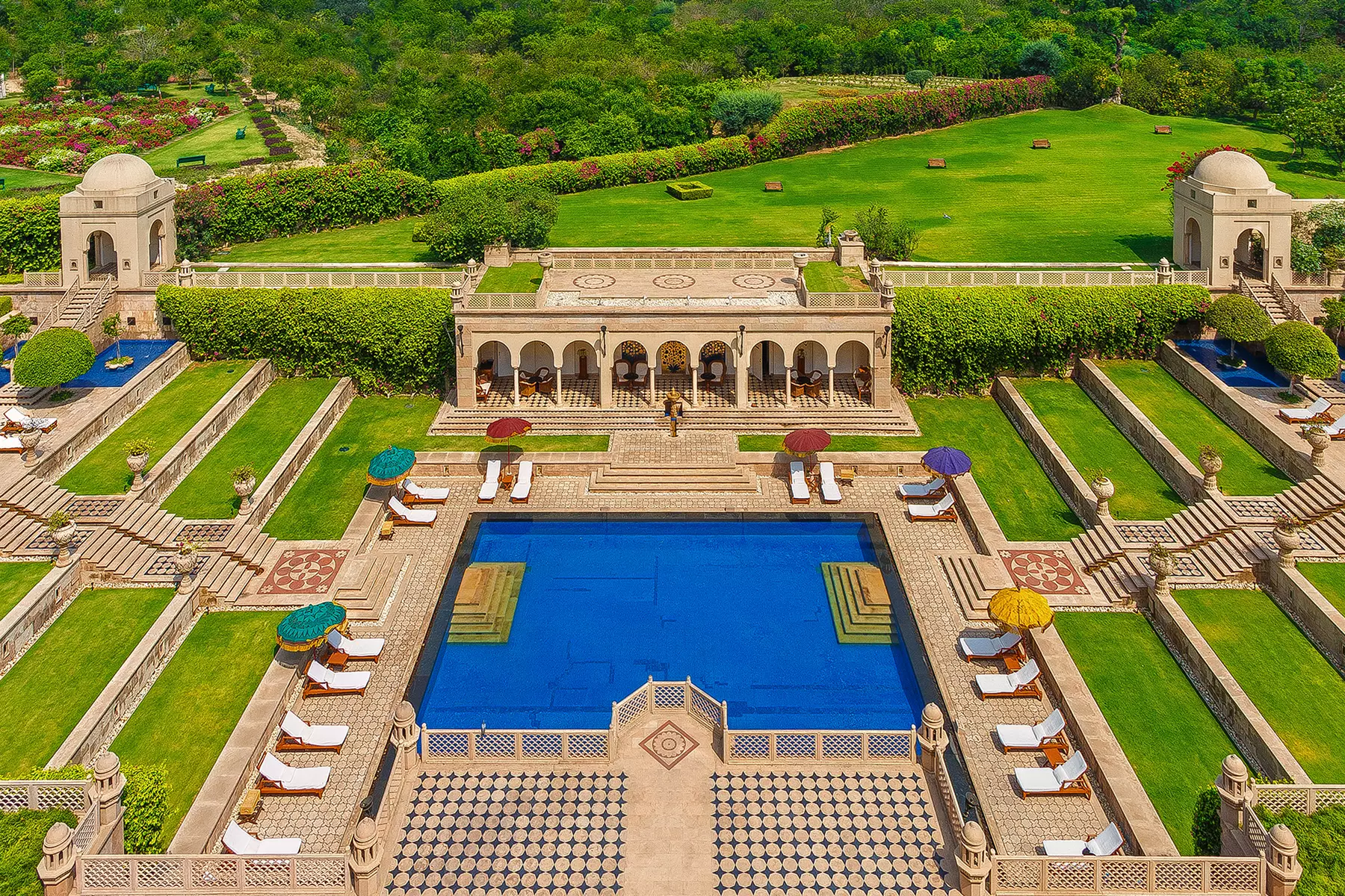 Aerial view ng pool sa The Oberoi Amarvilas