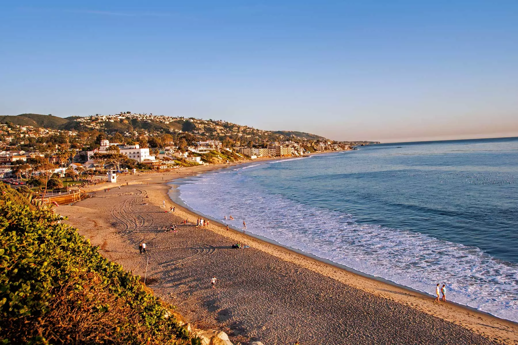 Tsiku lokongola la Januware likuyandikira kulowa kwa dzuwa ku Main Beach Park, Laguna Beach, California.