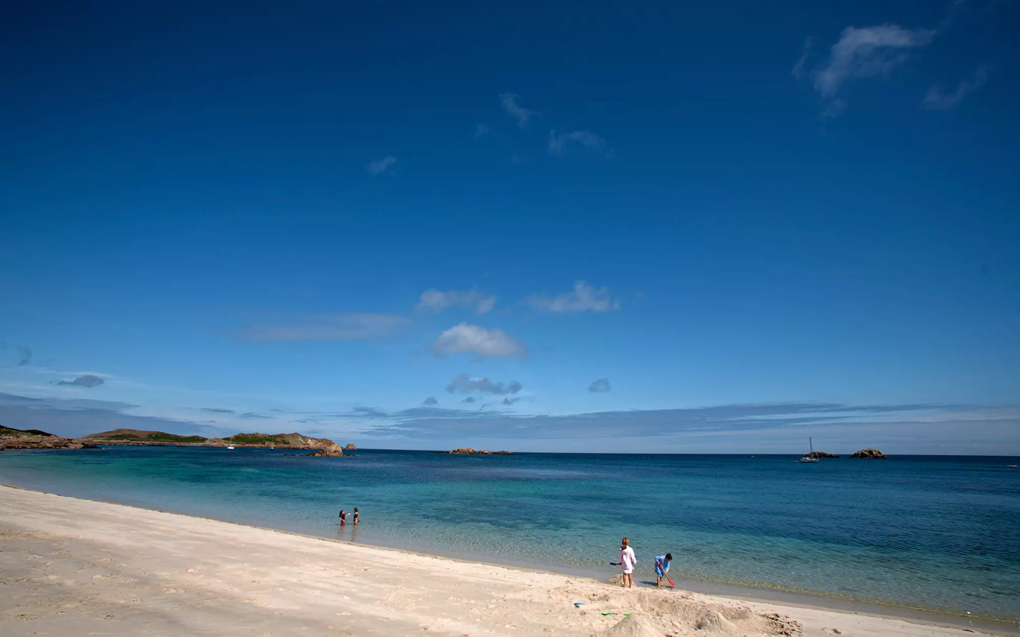 England, Scilly-Inseln, St Martin's. Kinder spielen am Strand von Great Bay.