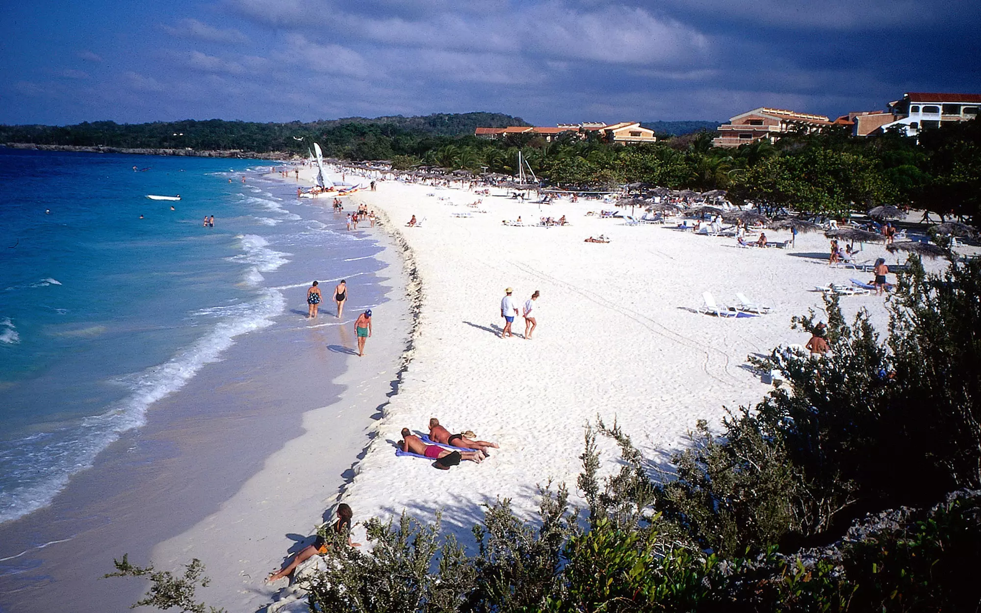 (ОД ГЕРМАНИЈА) Playa Esmeralda bei Guardalavaca- März 1999 година (Фотографија од Meißner/ullstein bild преку Getty Images)