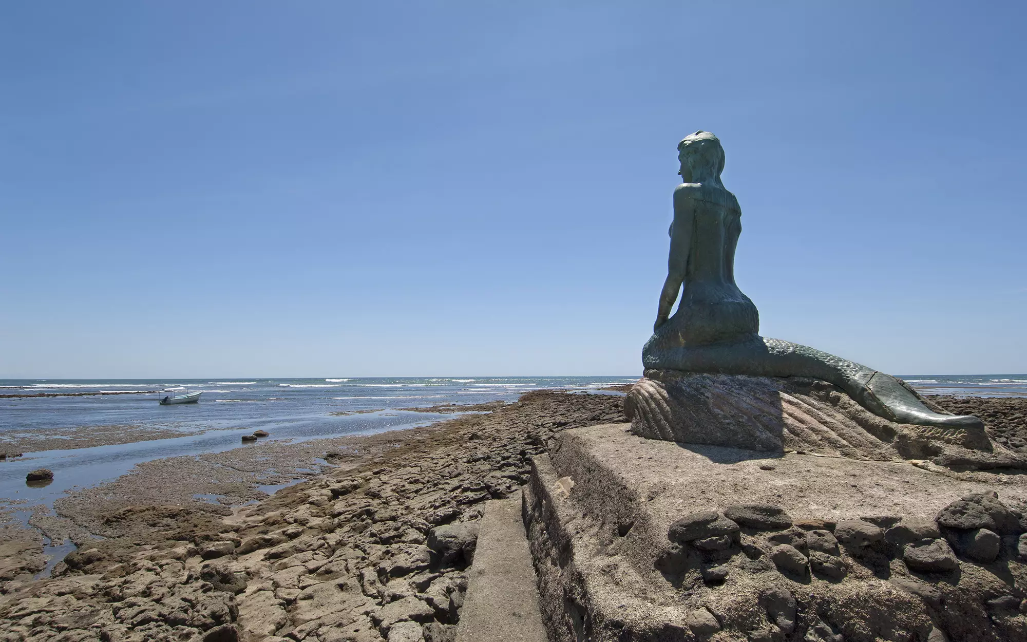 Havfruestatuen La Sirena på Playa Esterillos.