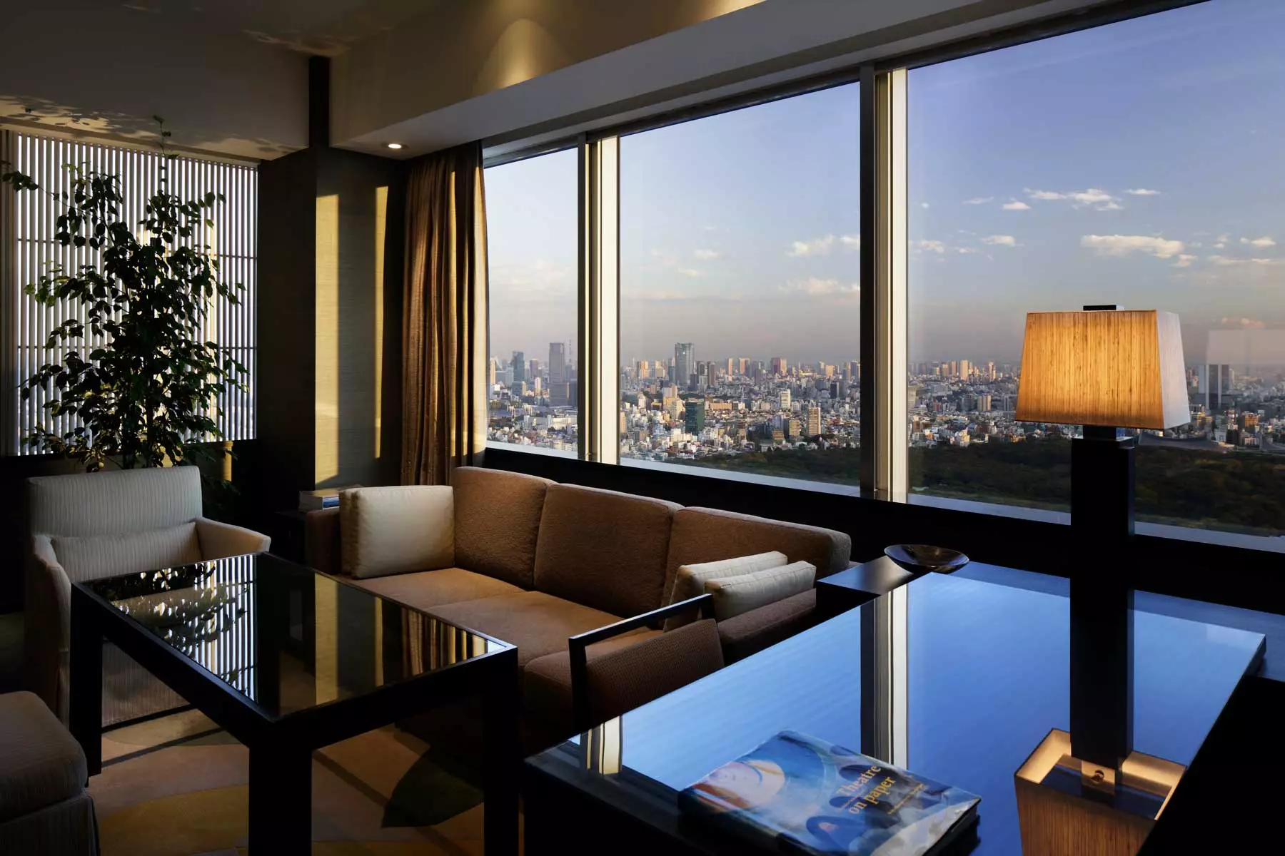 Quang cảnh từ một dãy phòng ở Park Hyatt Tokyo, được bình chọn là một trong những khách sạn tốt nhất ở Tokyo