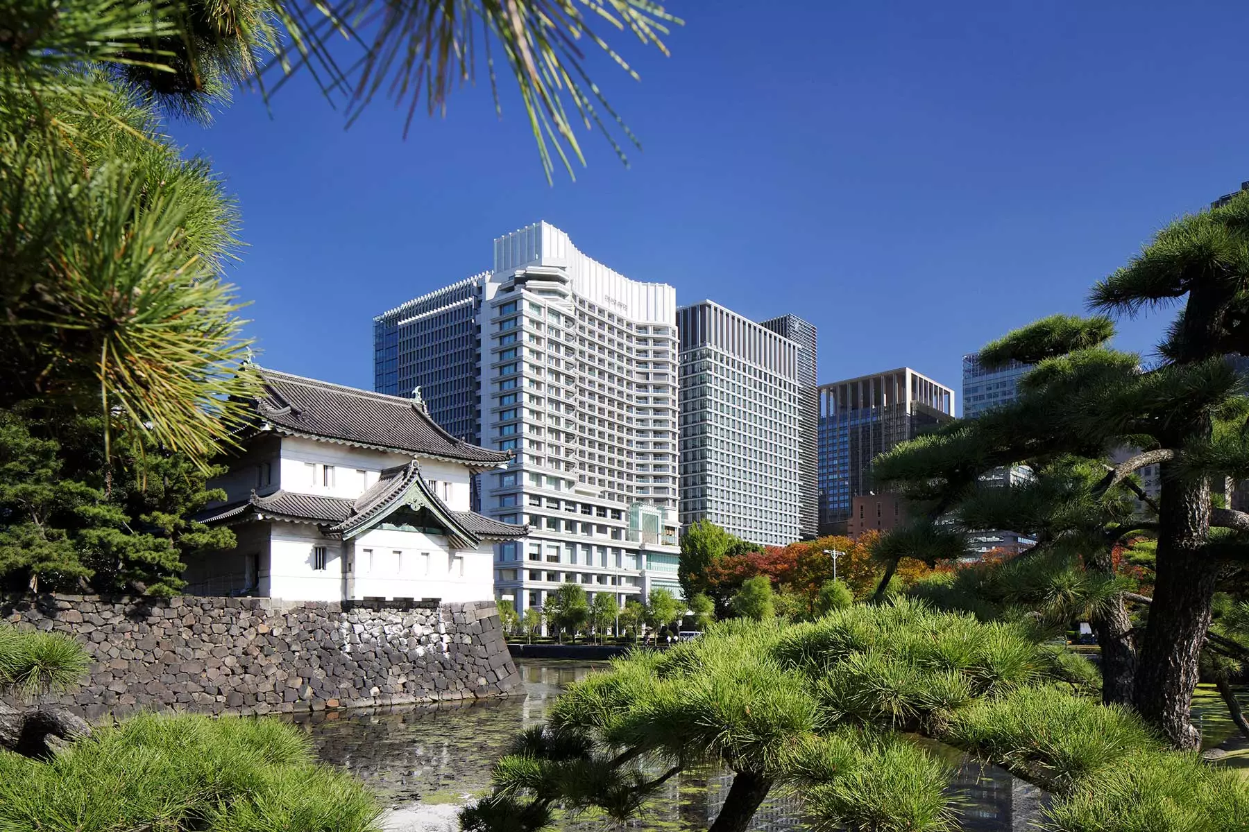 Taobh amuigh den Palace Hotel Tokyo, vótáil ar cheann de na hóstáin is fearr i Tóiceo