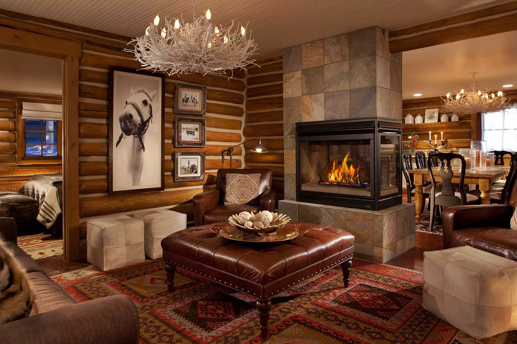 Фазои меҳмонхонаи дохилӣ дар Lodge & Spa дар Brush Creek Ranch