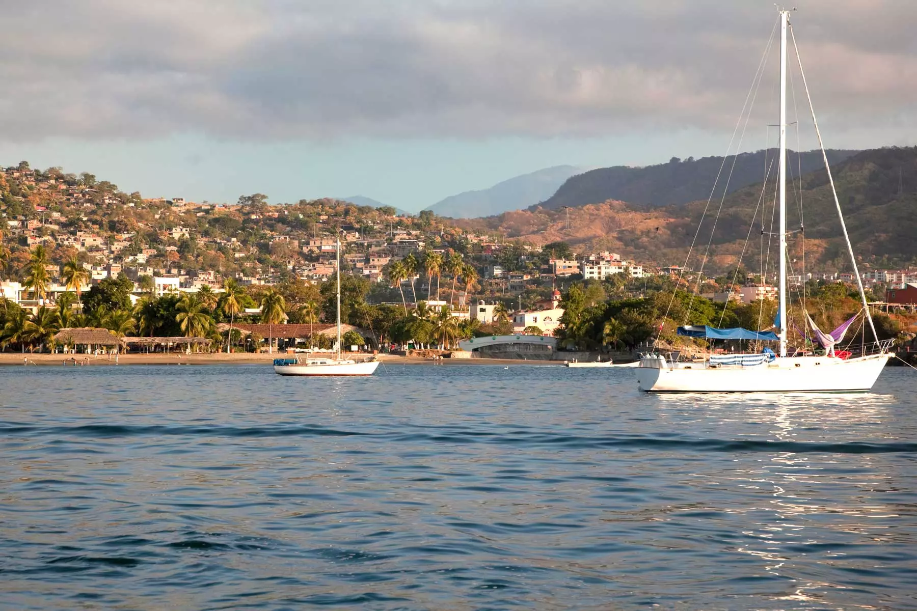 මෙක්සිකෝවේ Zihuatanejo Bay හි හිමිදිරි උදෑසන