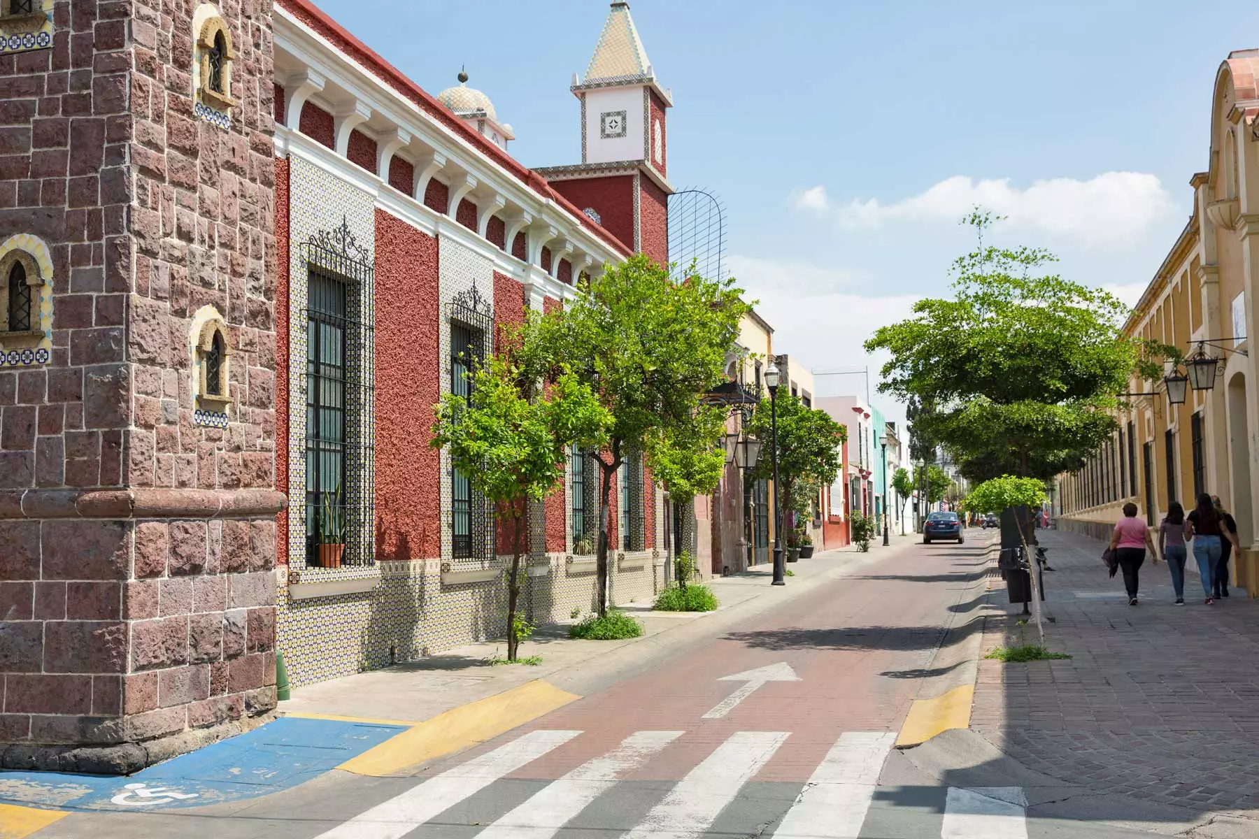 Цветни дървета в Tlaquepaque, Мексико