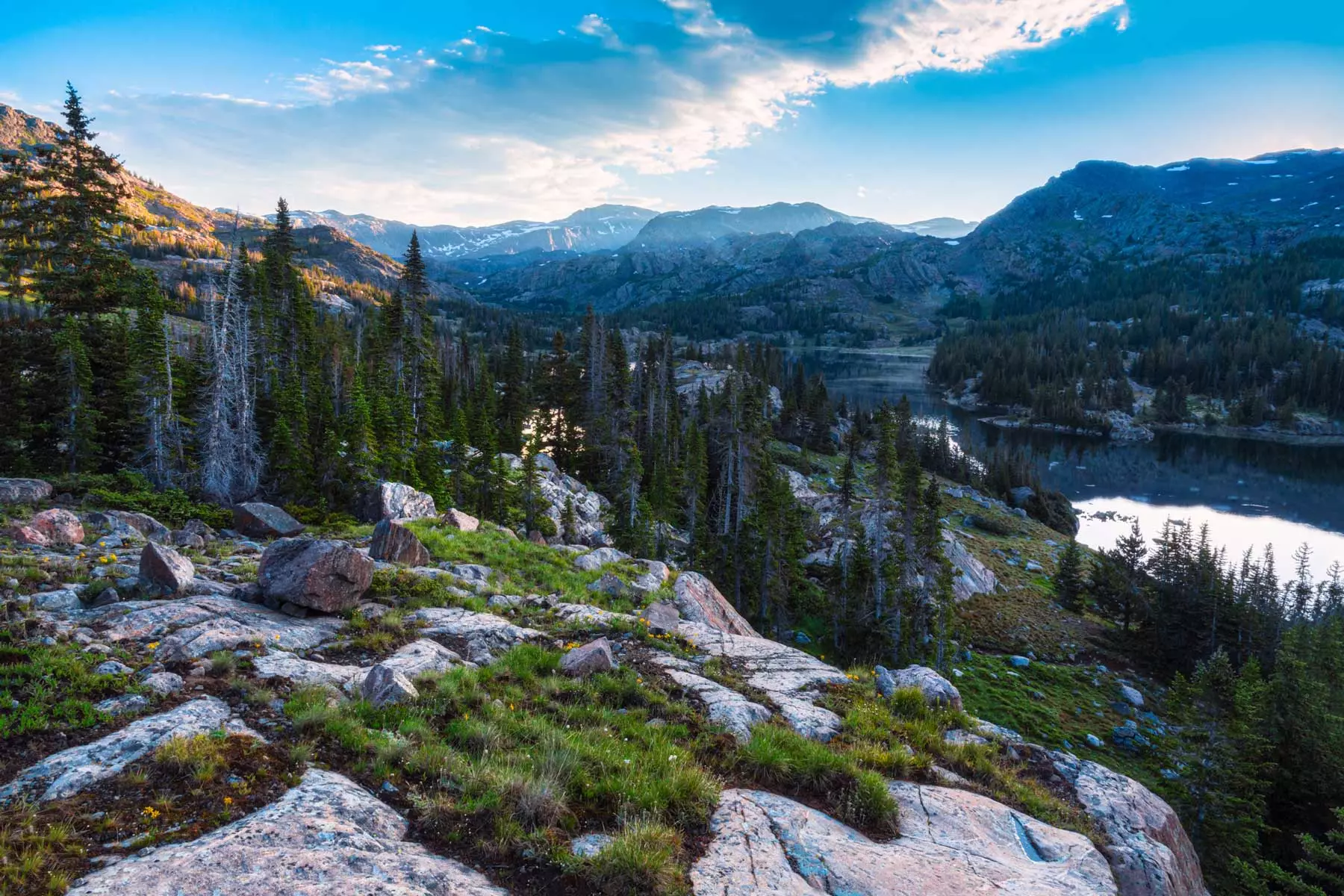 Paisaje con el lago Helene y las montañas Bighorn, Wyoming