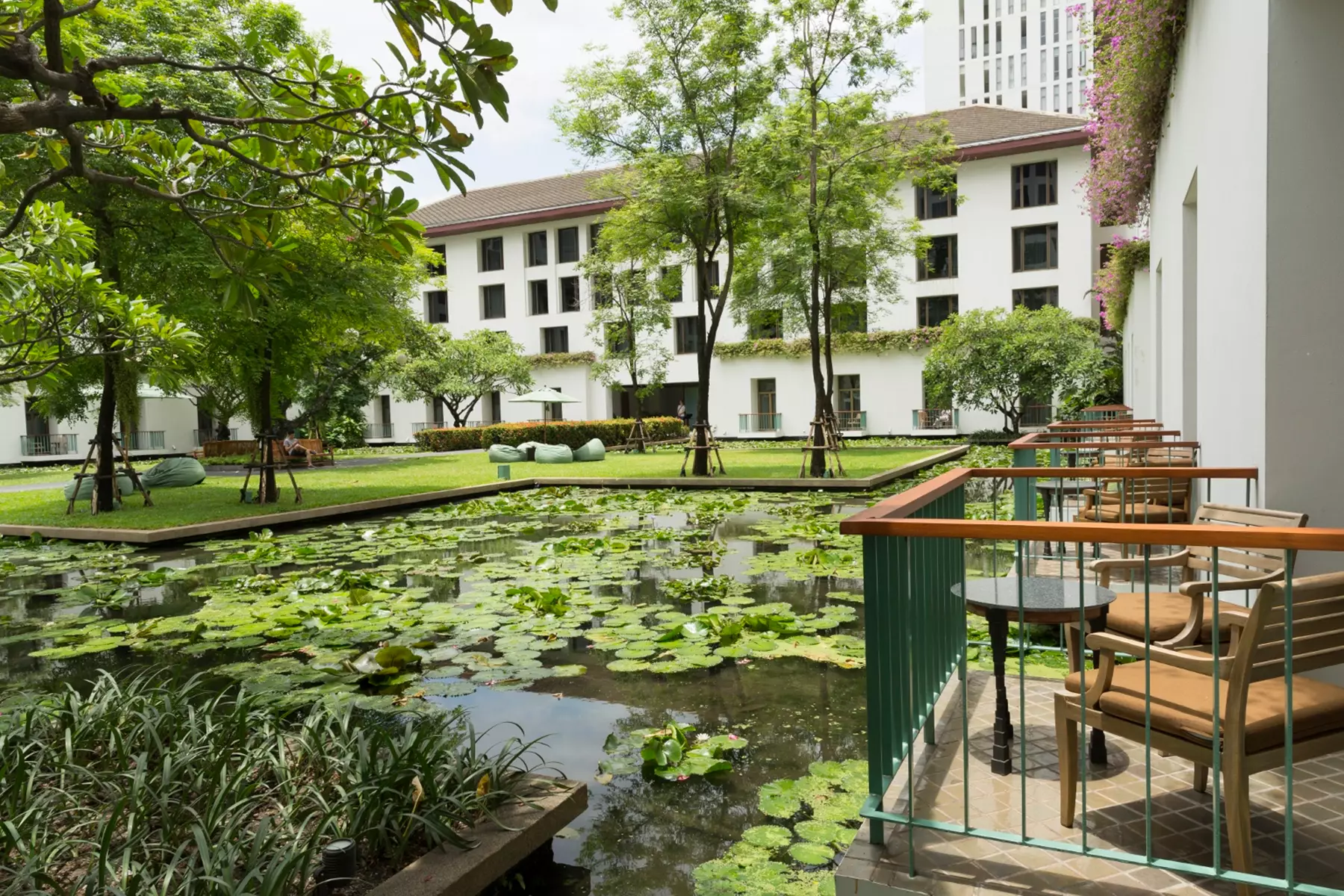 Balkon Lotus Tambak di The Sukhothai