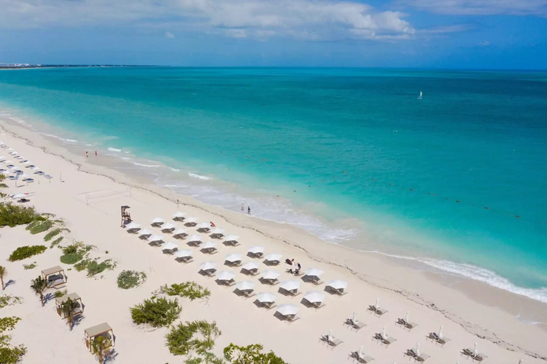 Aerial view ng beach sa TRS Coral Hotel