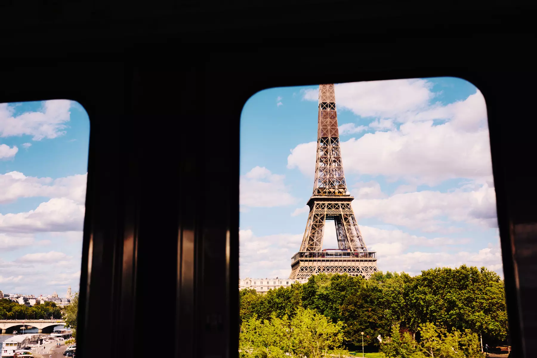 O le Eiffel Tower e va'aia i se fa'amalama o nofoaafi