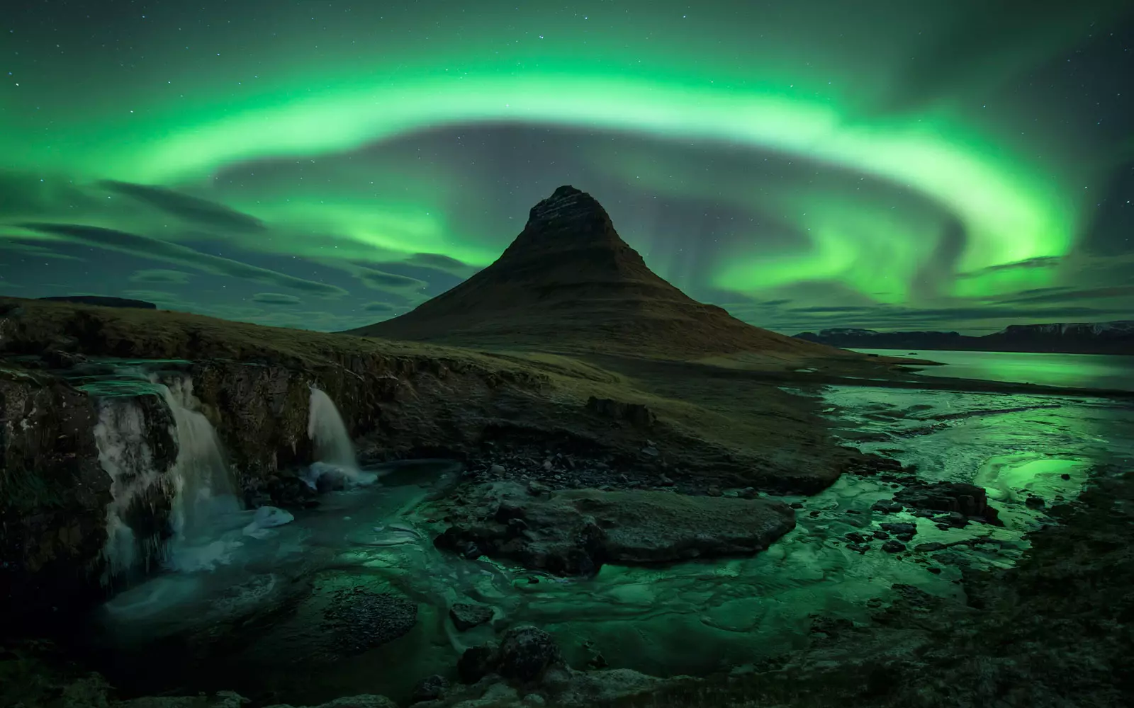 Nalalka Waqooyi ee ka sarreeya Kirkjufell, ee Iceland.