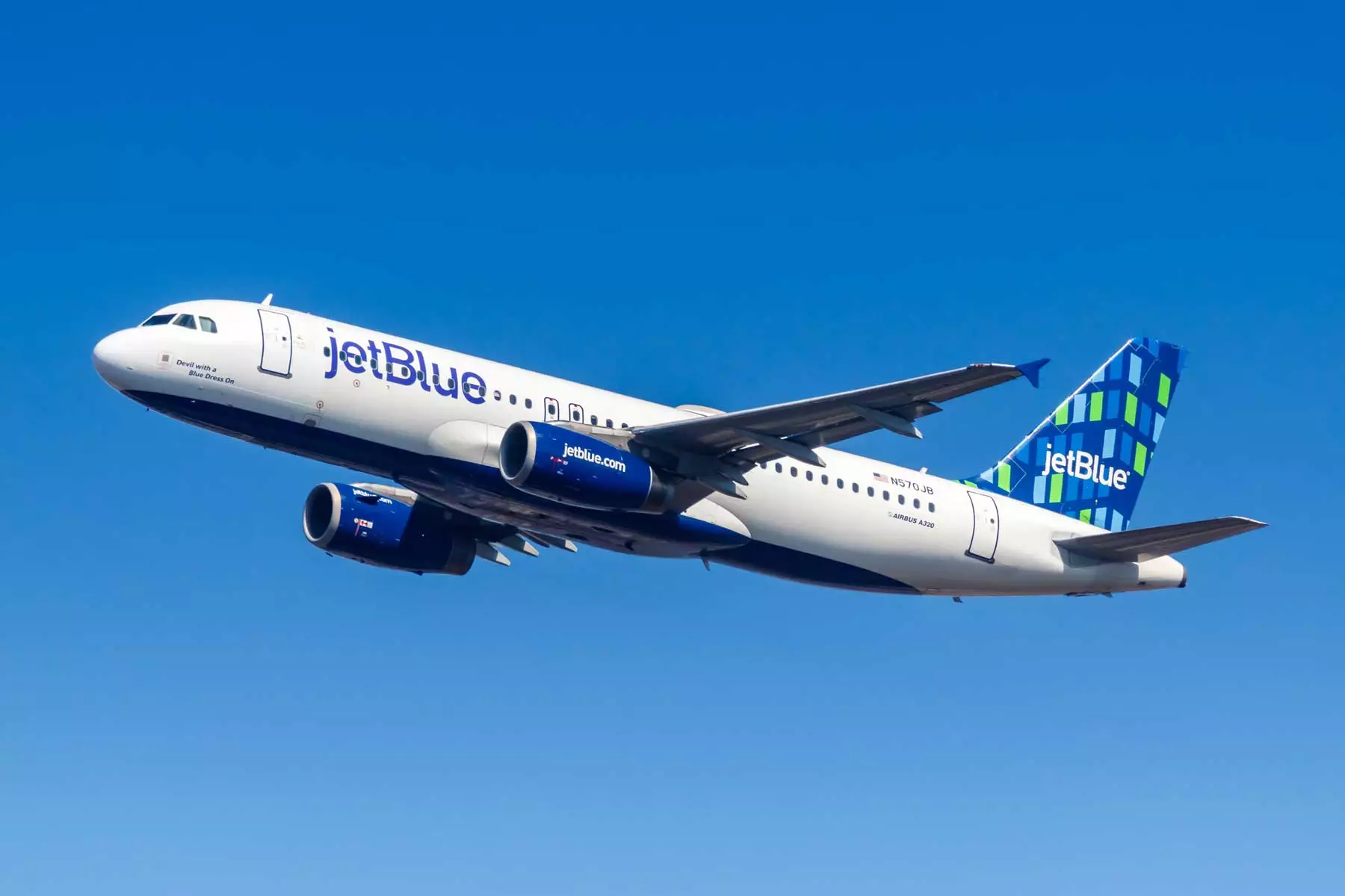 JetBlue Airbus A320 hegazkina zeruan