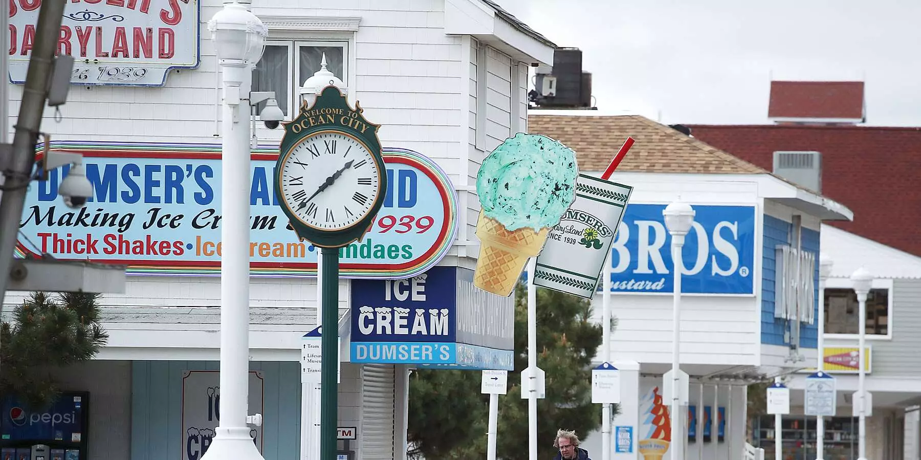 Ocean City, Md. Энелер күнүнө карата пляждарды ачат, бирок дагы эле чектөөлөр бар