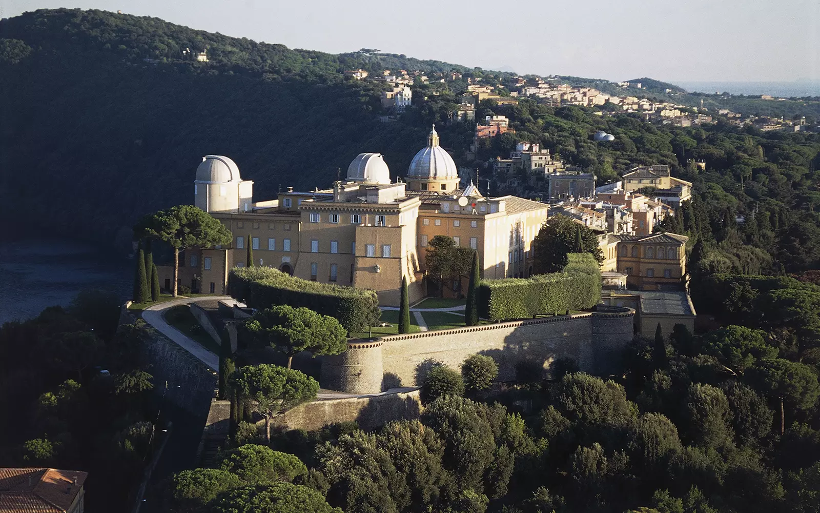 Castel Gandolfo के अपोस्टोलिक महल का हवाई दृश्य।