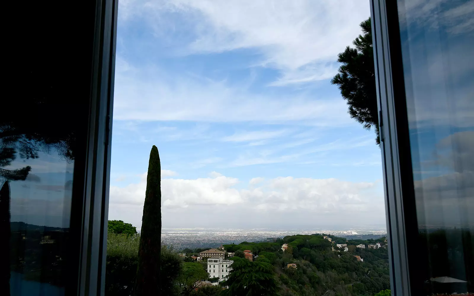 Castel Gandolfo Pontifizearen apartamentu pribatuaren leiho batetik hartutako ikuspegia.