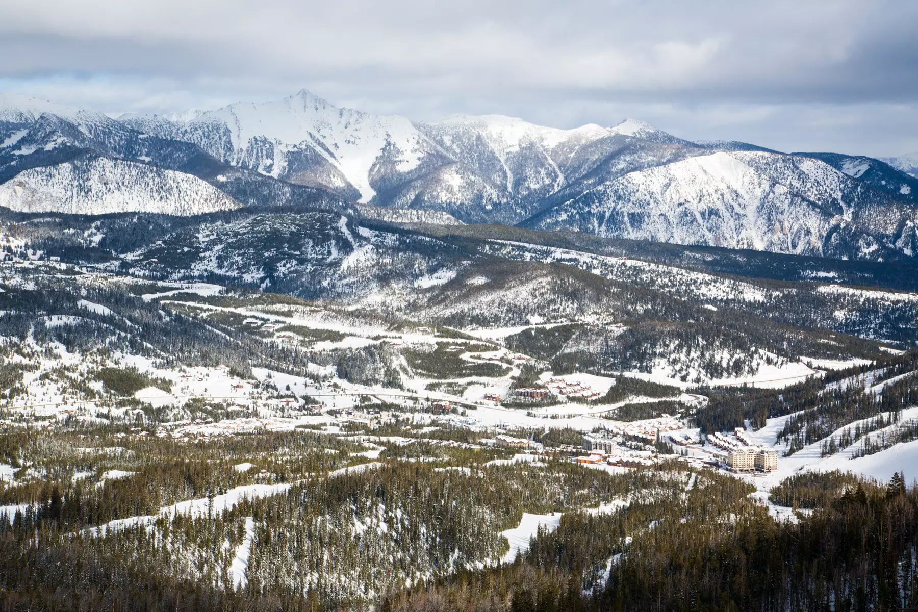 Babban wurin shakatawa na Big Sky shine wurin shakatawa mafi girma a cikin Amurka ta yanki wanda ke cikin Big Sky, Montana.