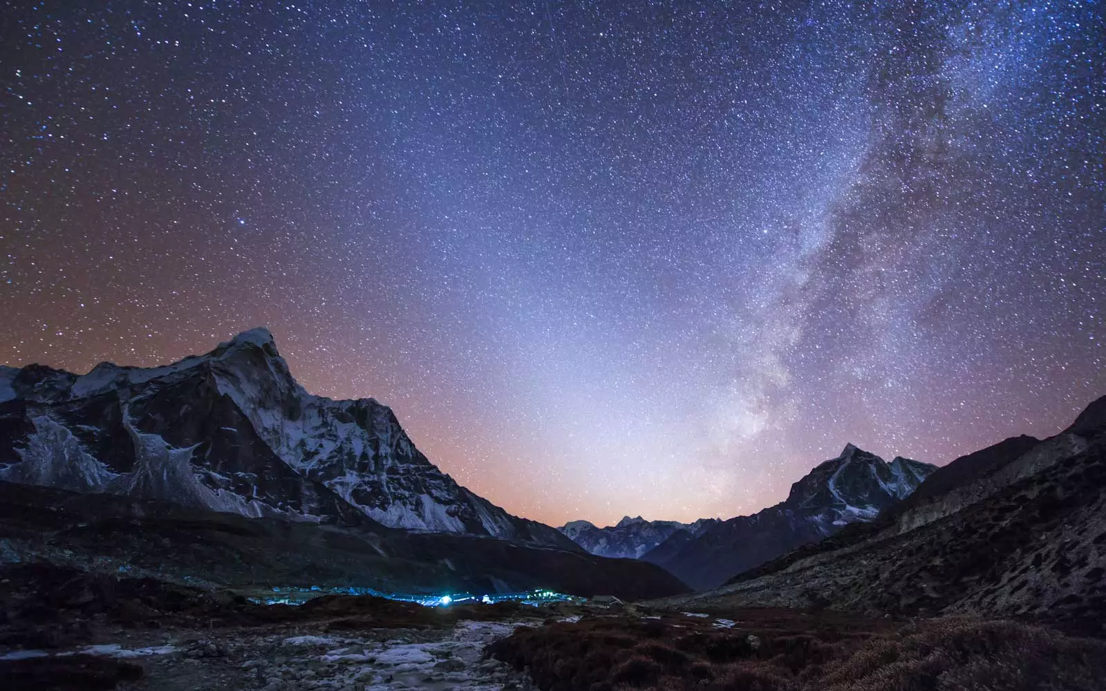 Voie lactée et lumière zodiacale au-dessus de l'Himalaya dans l'est du Népal.