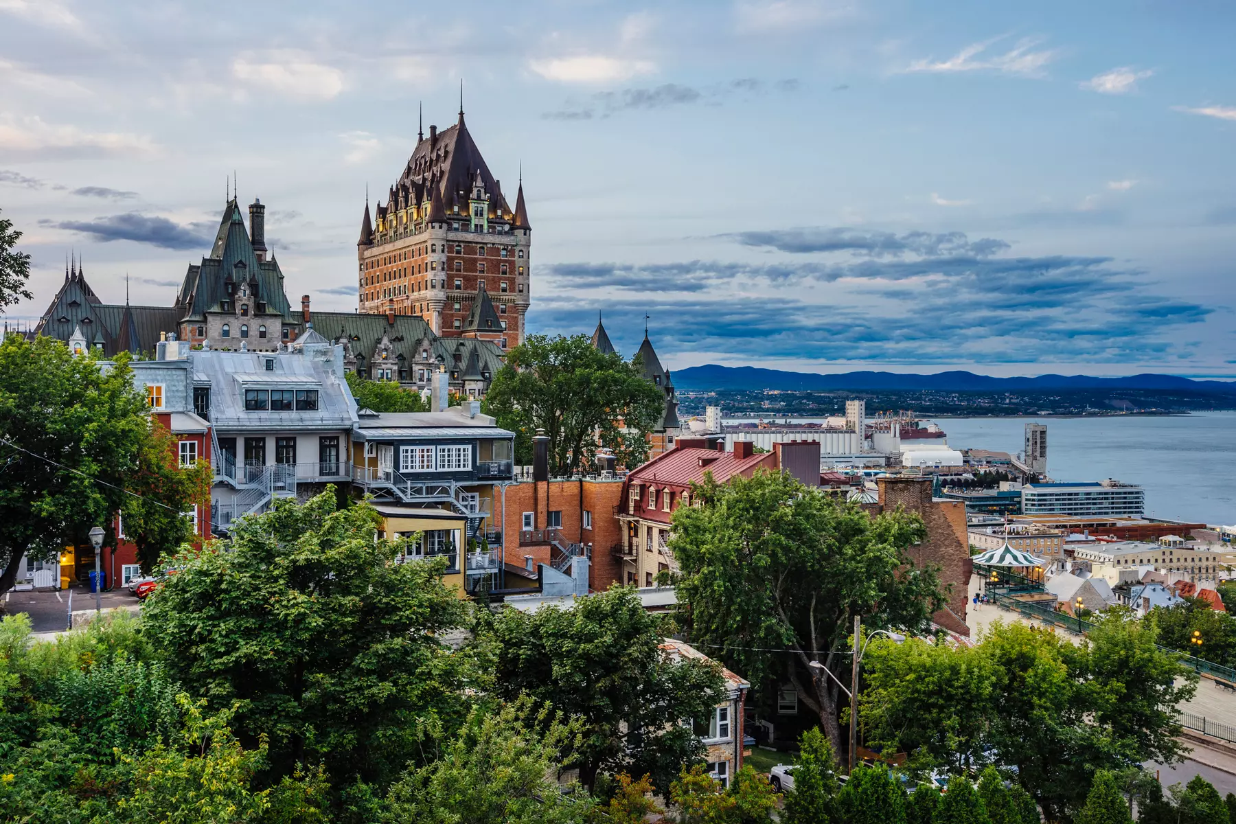 Quebeci linn päikeseloojangul Pierre-Dugua-De-Mons Terrace'ilt