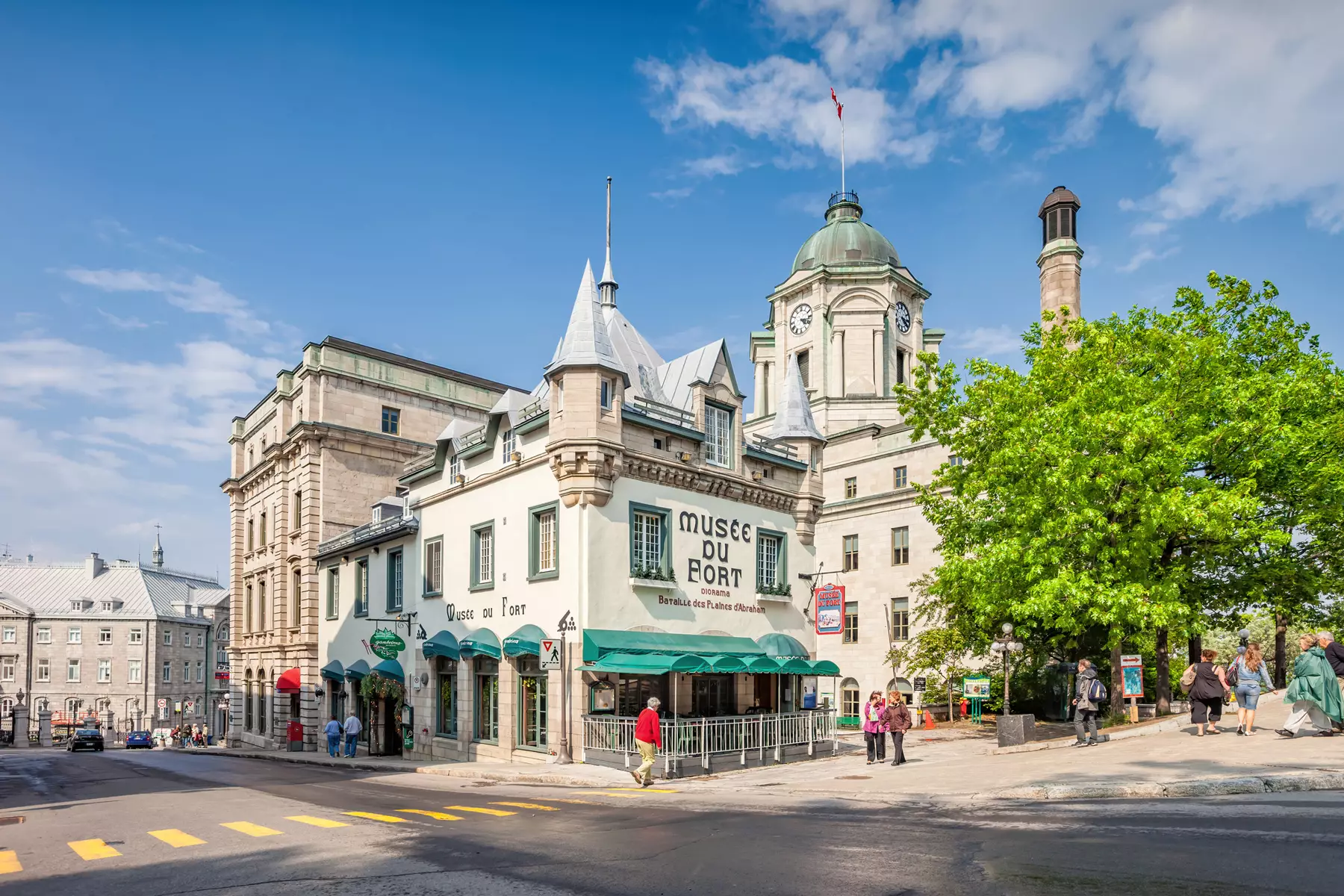 Ang mga pedestrian moagi sa Musee du Fort (Fort Museum) sa karaang lungsod sa Quebec City sa usa ka sunny nga adlaw.