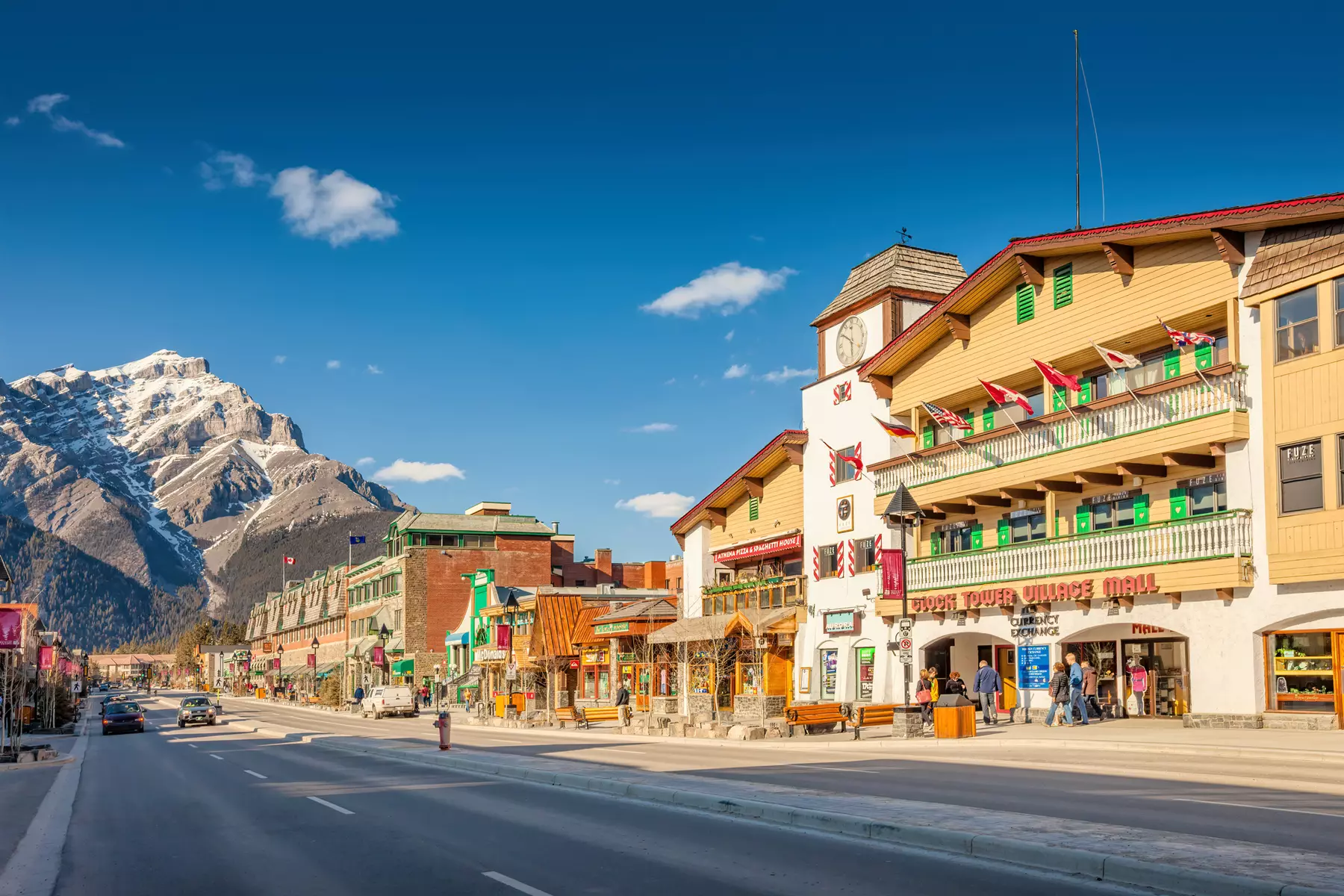 Jalakäijad kõnnivad päikesepaistelisel päeval Kanada Banff Alberta kesklinnas.